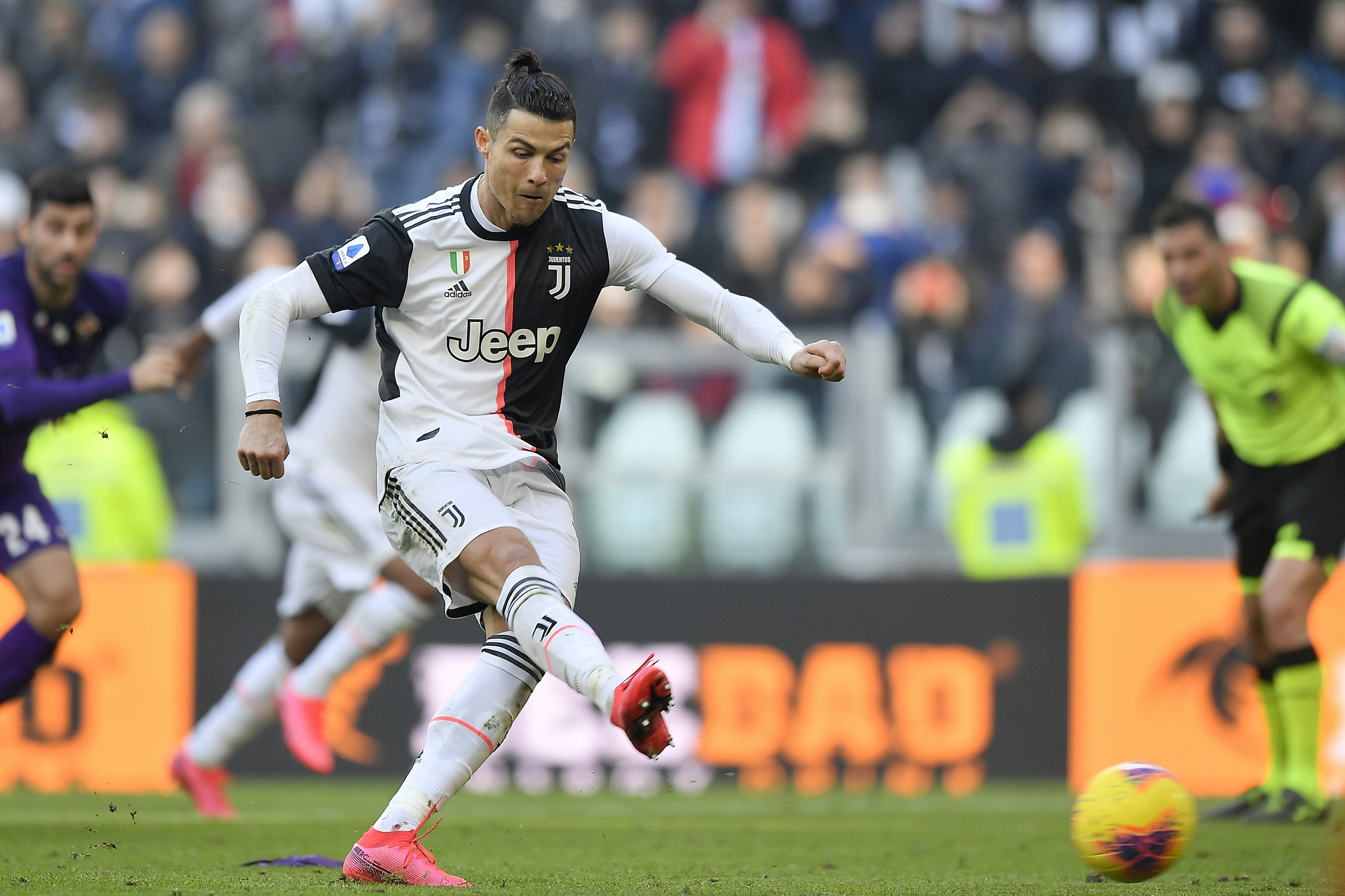 CR9: Ronaldo scores in 9th straight game to match Juve mark | AP News