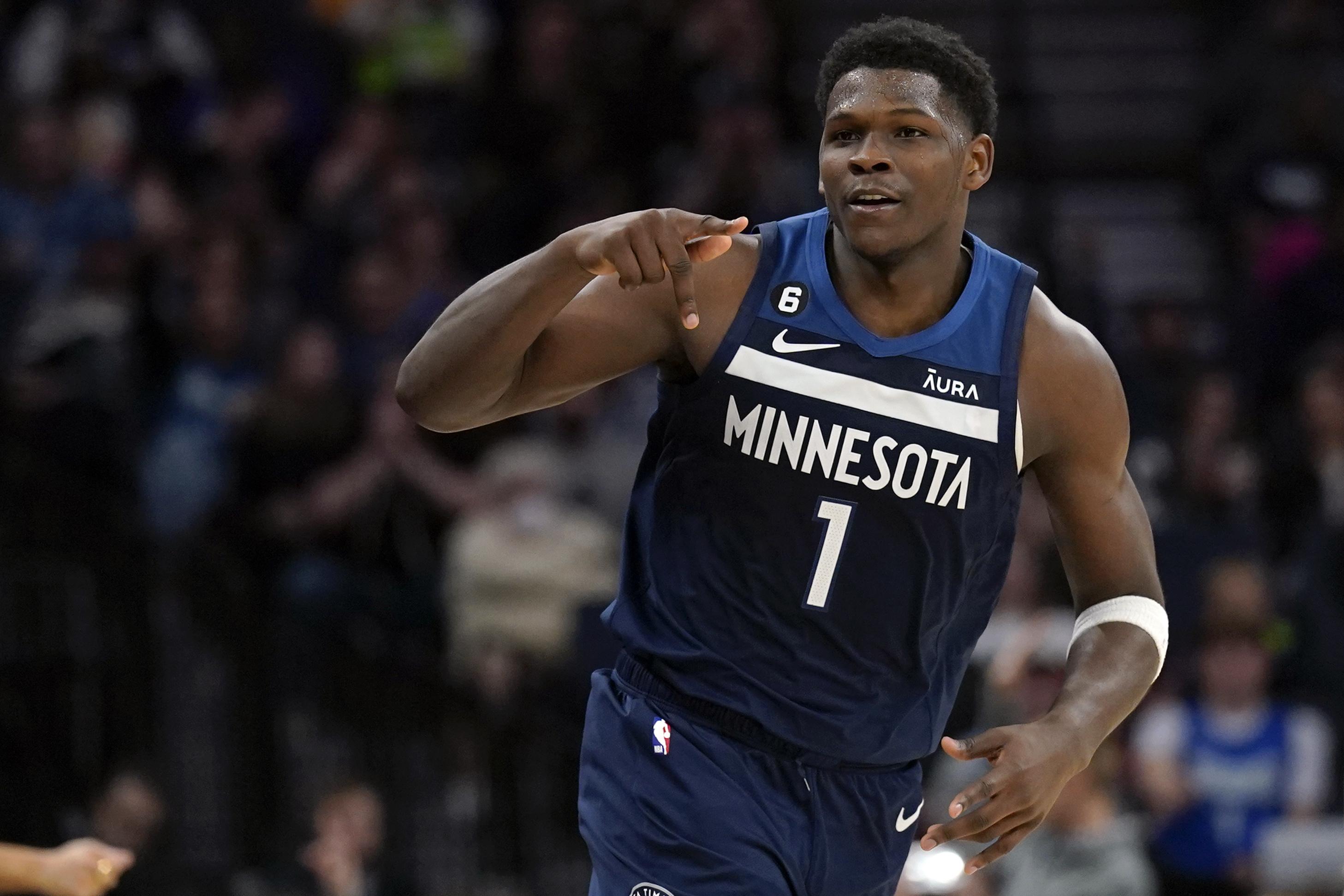 Edwards anota 34 en triunfo de Timberwolves sobre Spurs | AP News