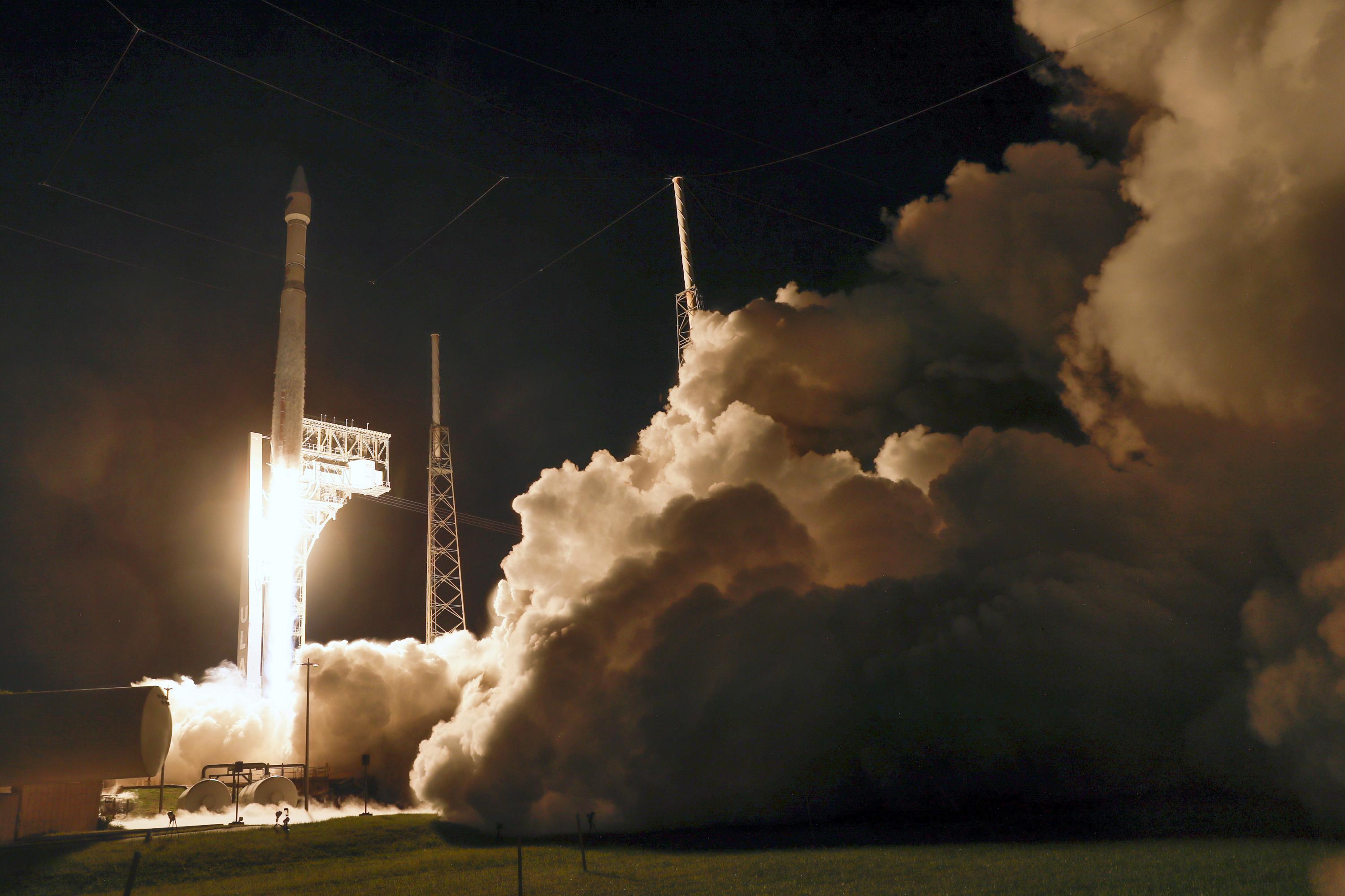 NASA's asteroid hunter Lucy soars into sky with diamonds | AP News