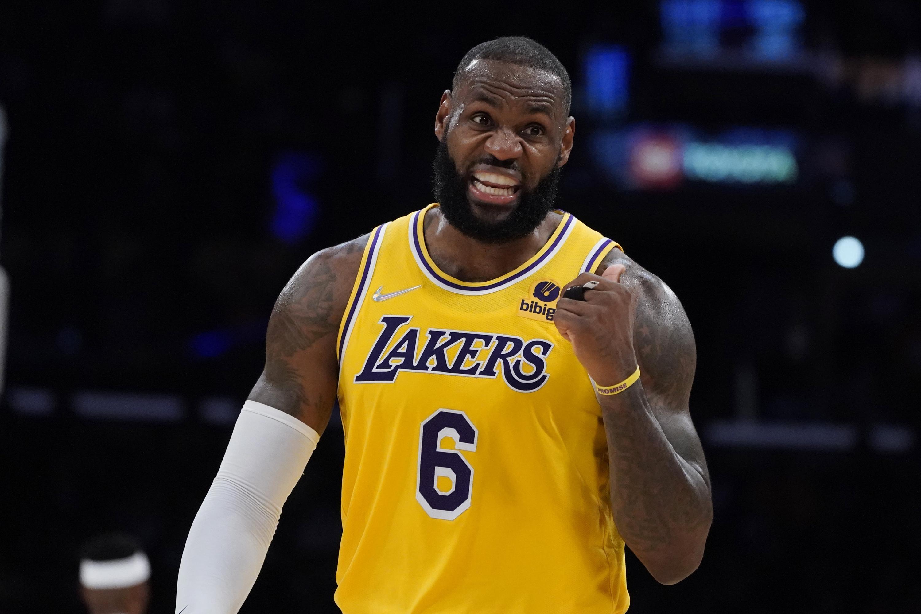 LeBron y Westbrook llevan a Lakers a triunfo sobre Rockets | AP News