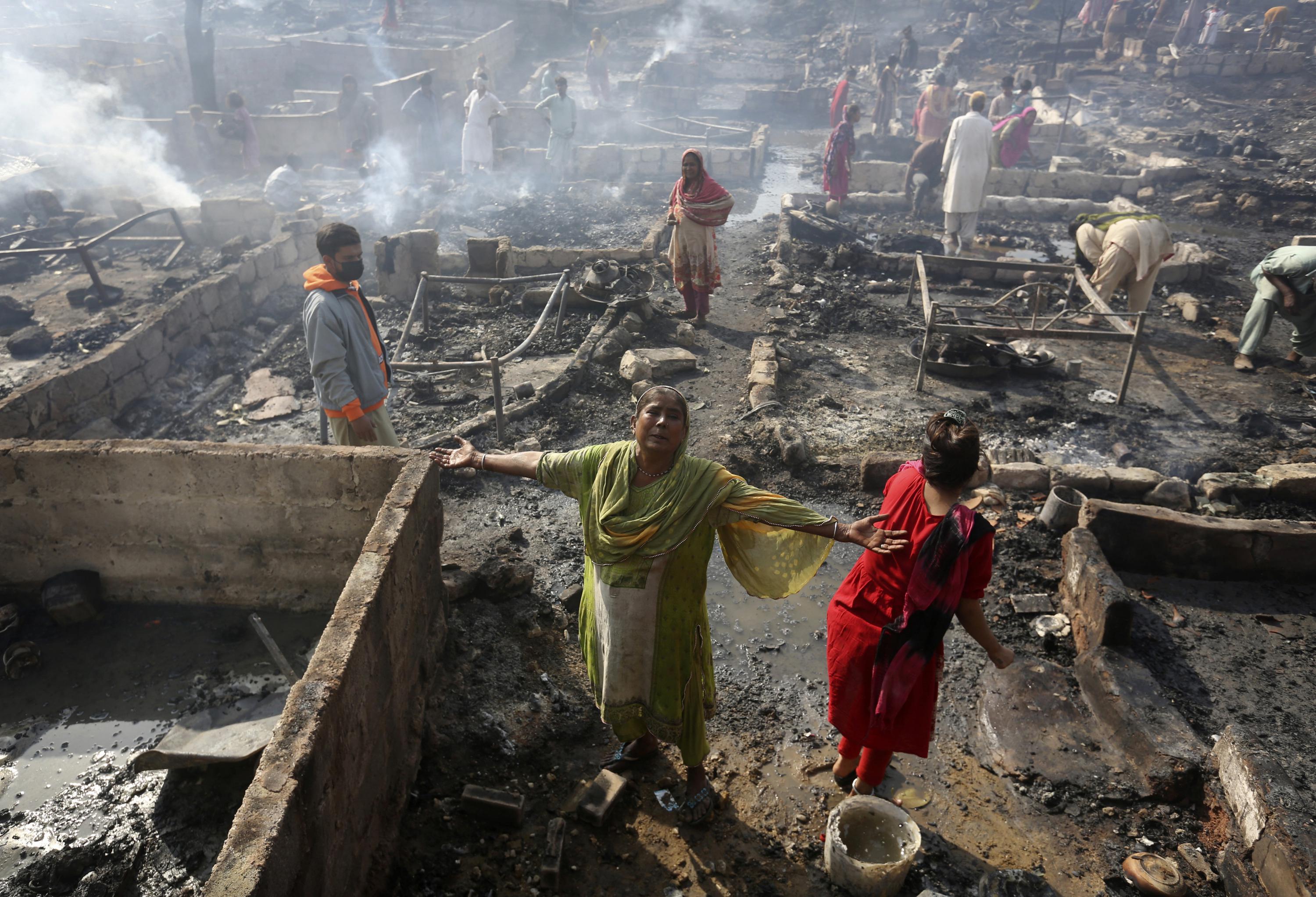 Fire guts 100 huts in slum in southern Pakistan's Karachi | AP News