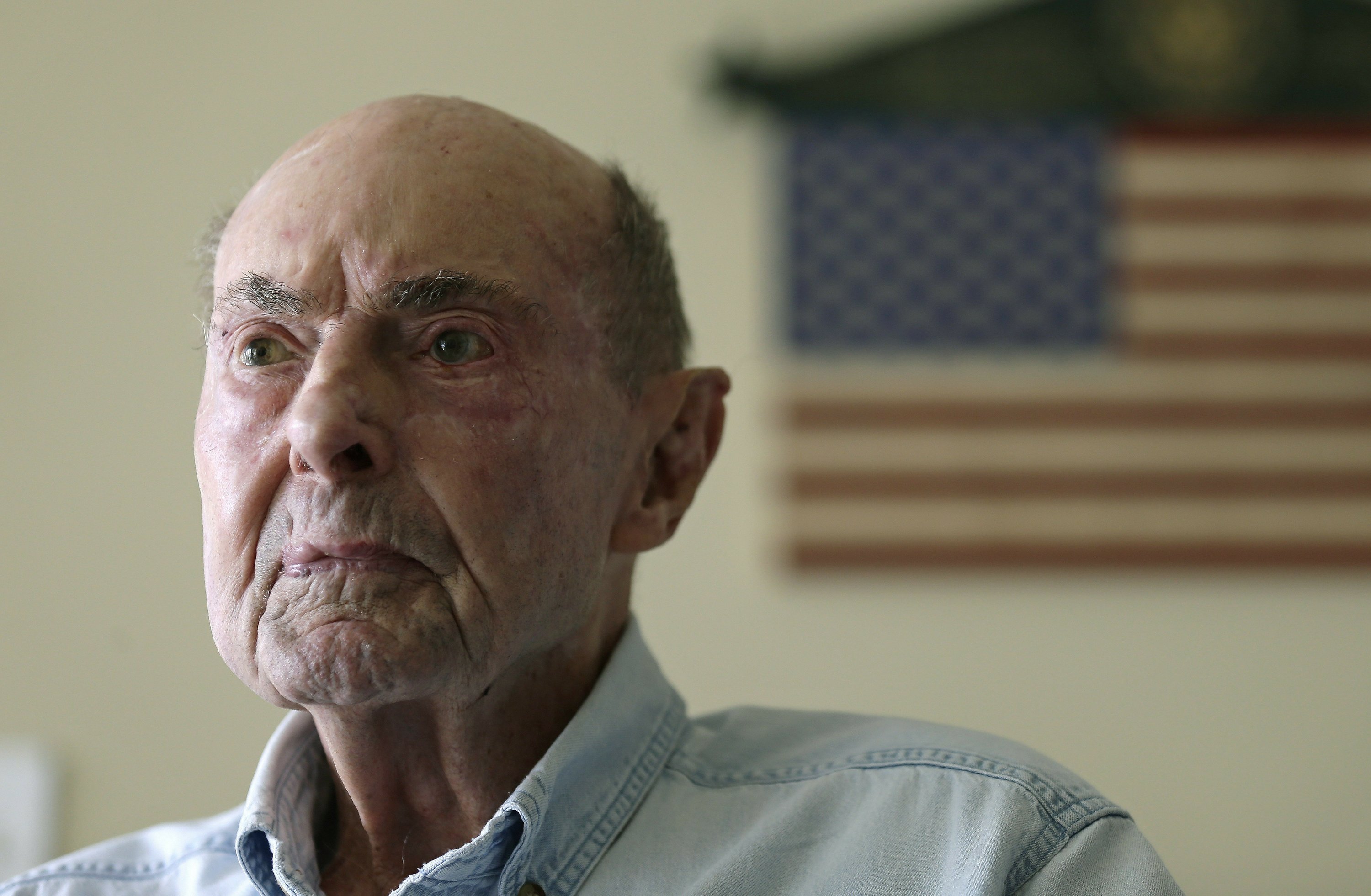 Ray Lambert, D-Day survivor, WWII torch bearer, dies at 100 | AP News