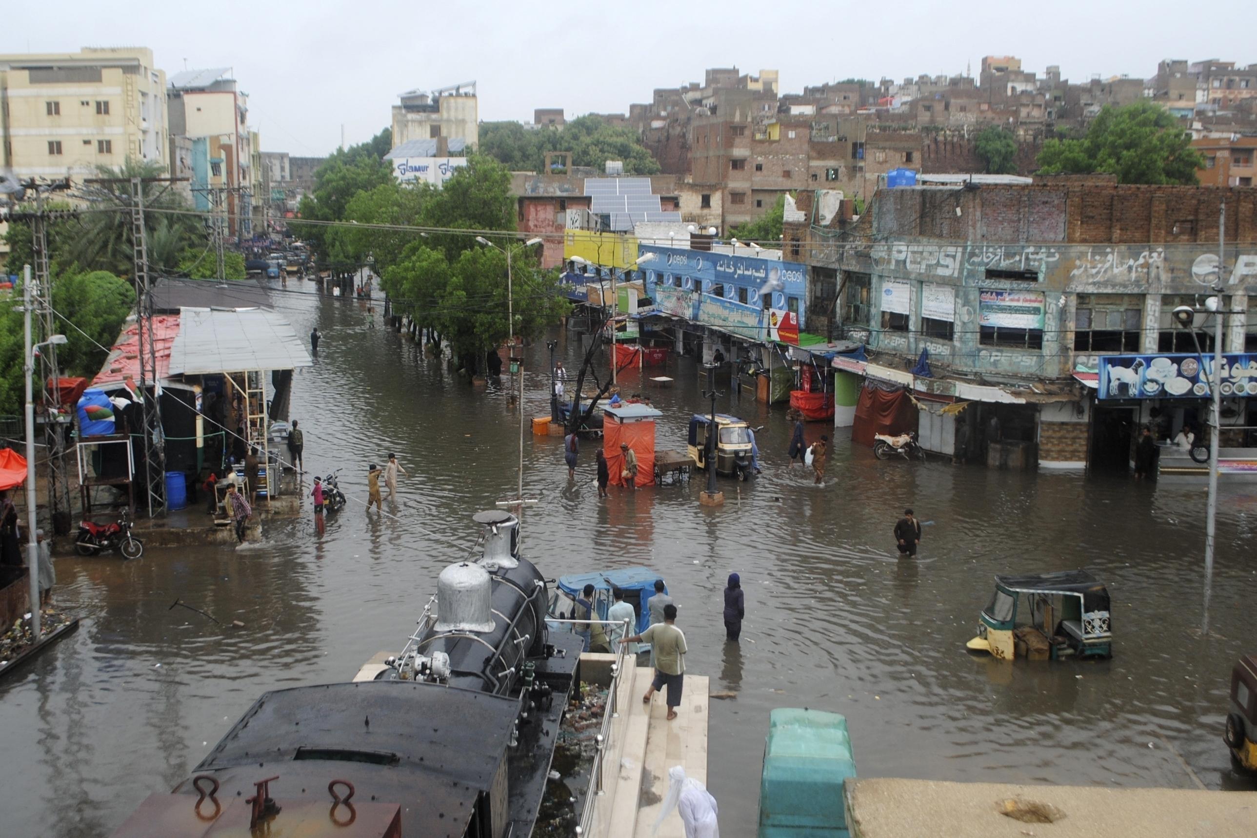 Inundaciones en Pakistán dejan 900 muertos | AP News