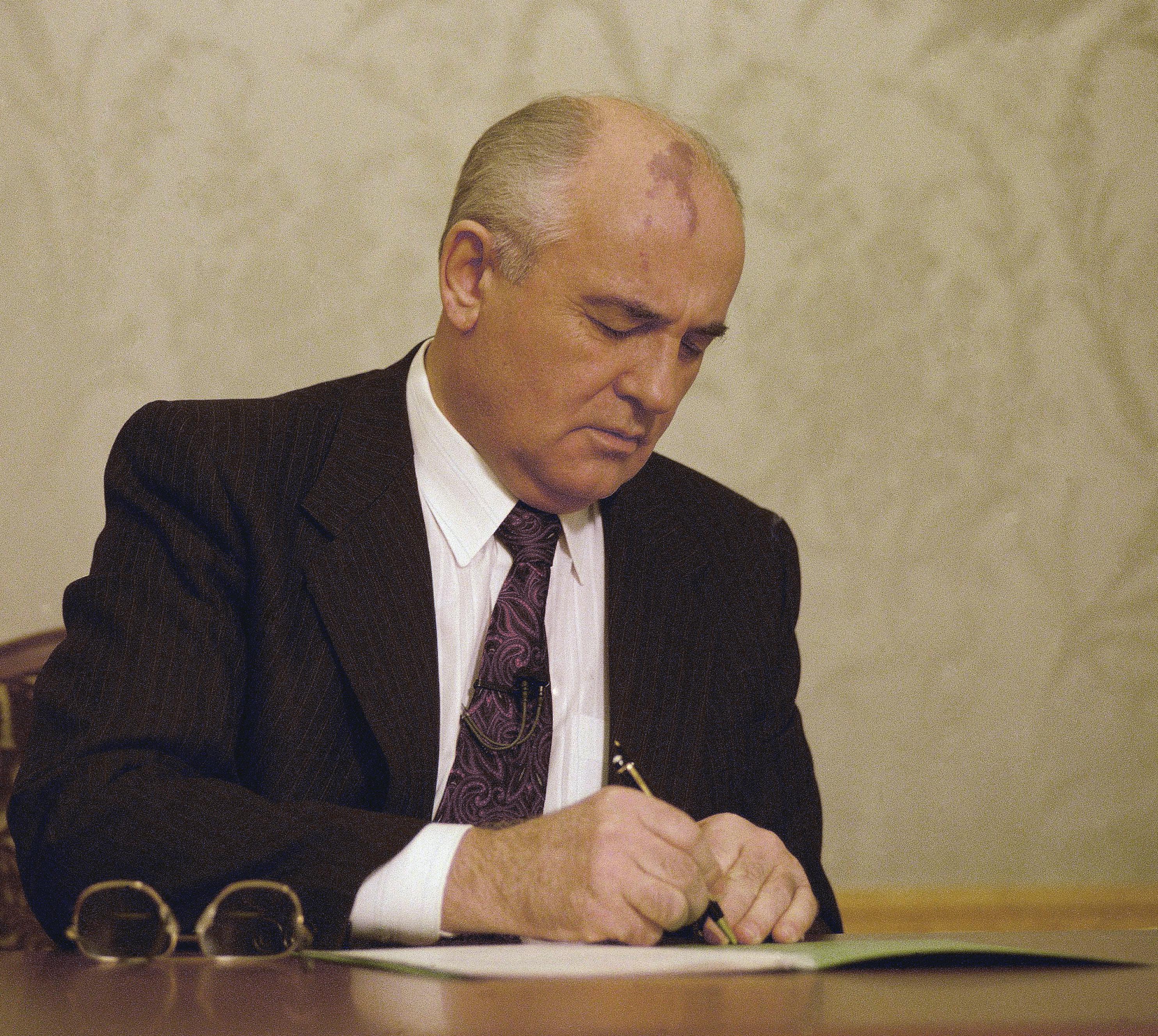 Gorbachev's resignation 30 years ago marked the end of USSR | AP News