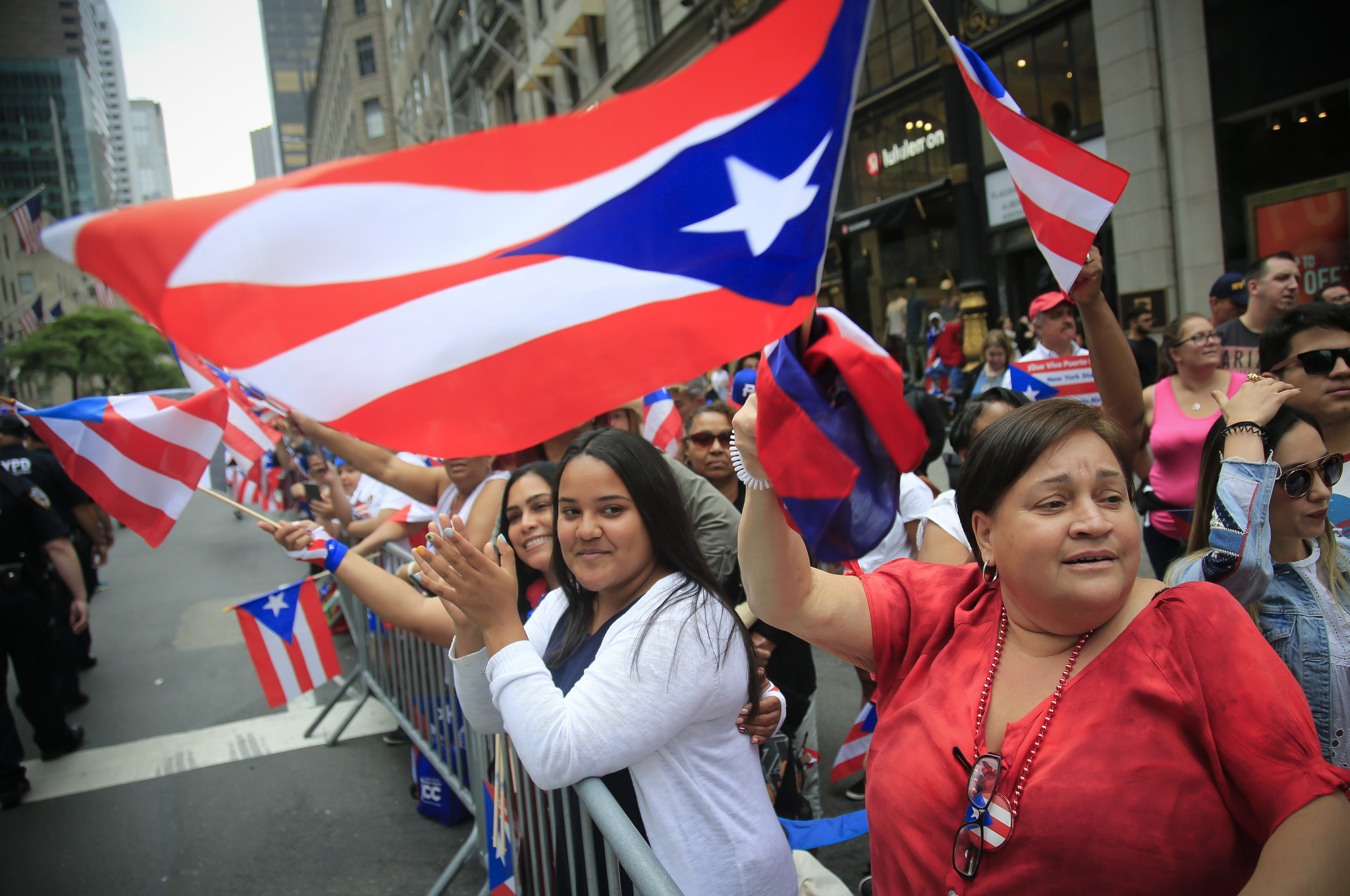 Desfile de Puerto Rico rinde homenaje a héroes del huracán | AP News