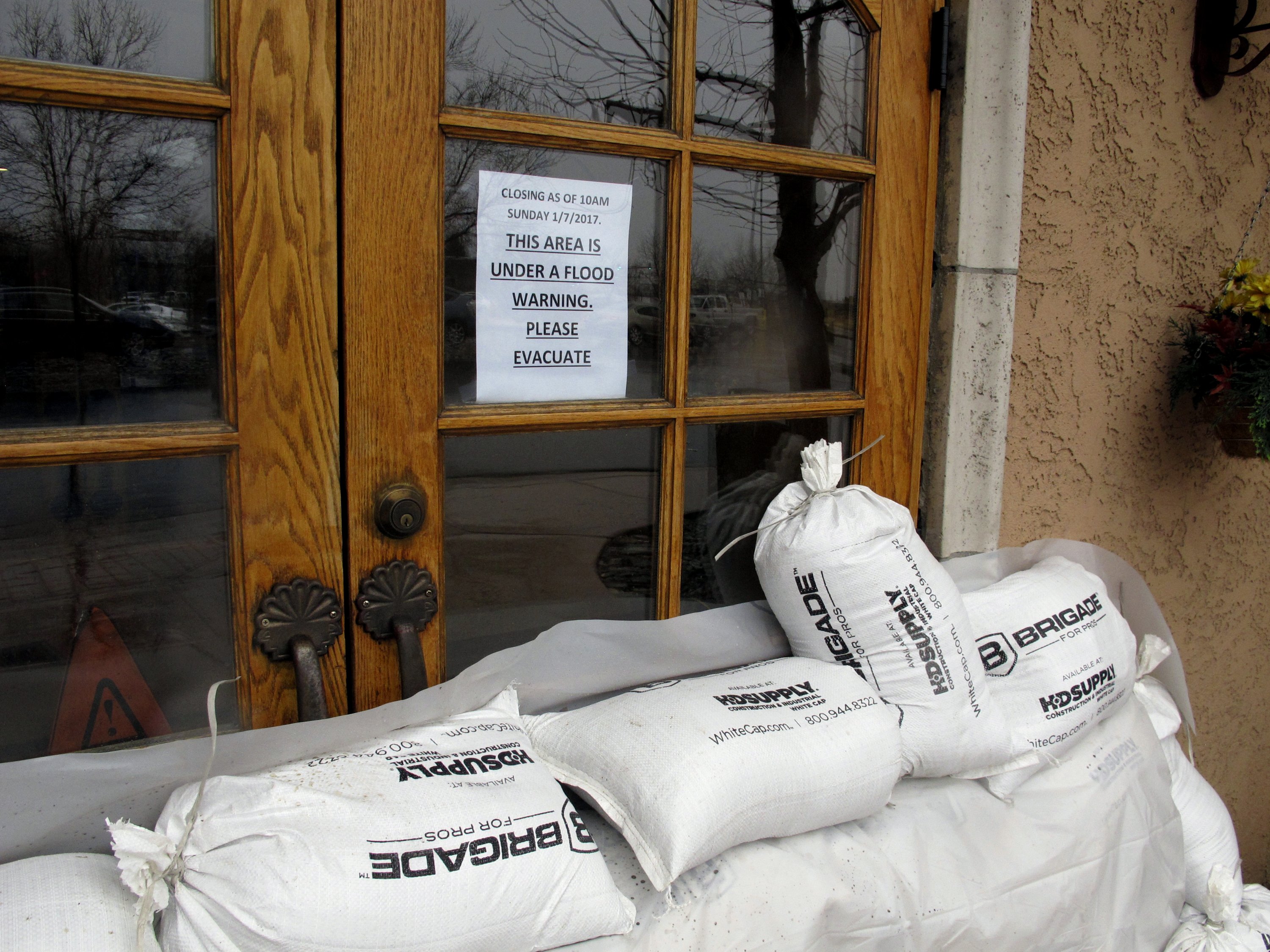 Hundreds of Nevada homes evacuated in floods along mountains | AP News