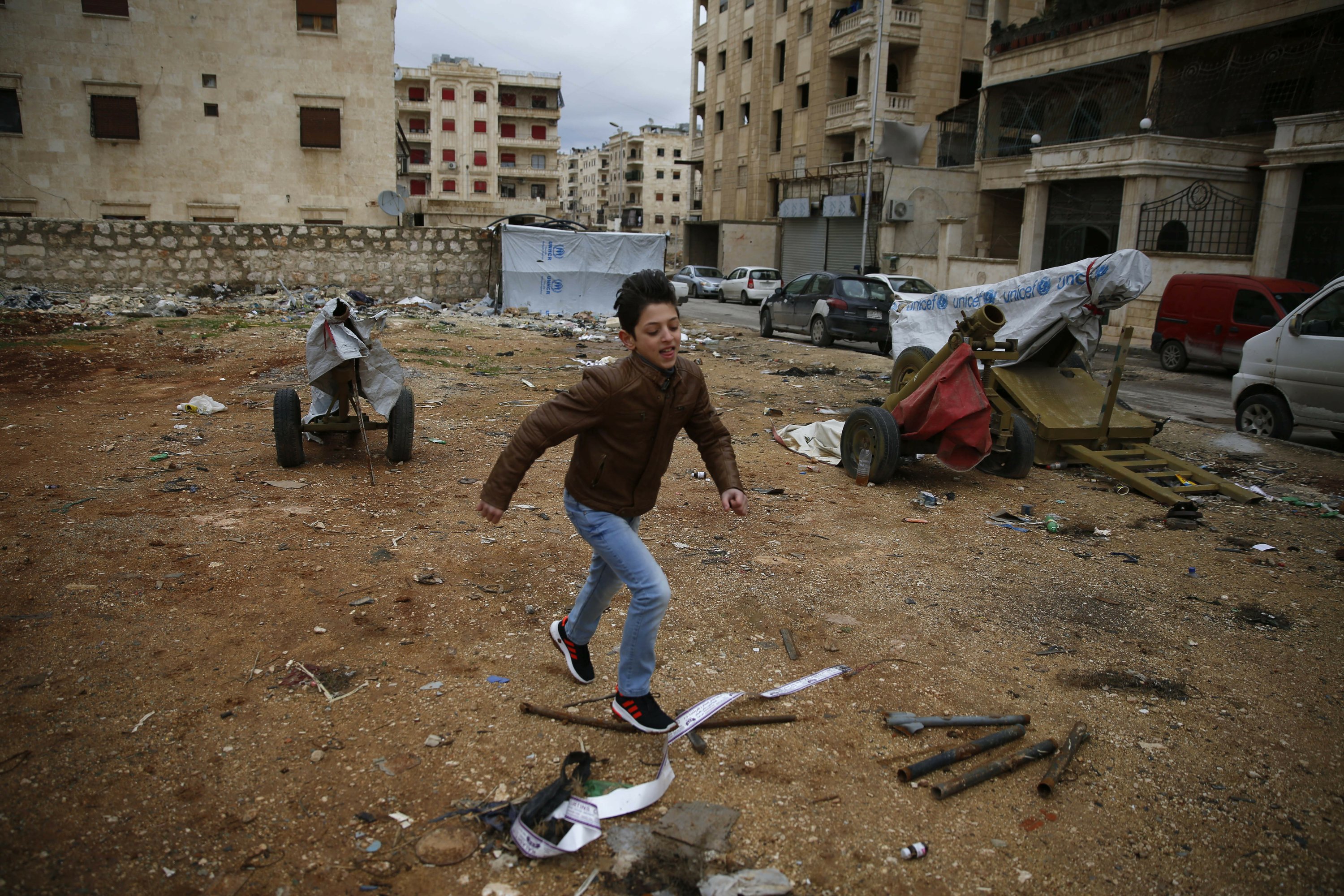 Still a trickle, but refugees sick of exile return to Syria | AP News