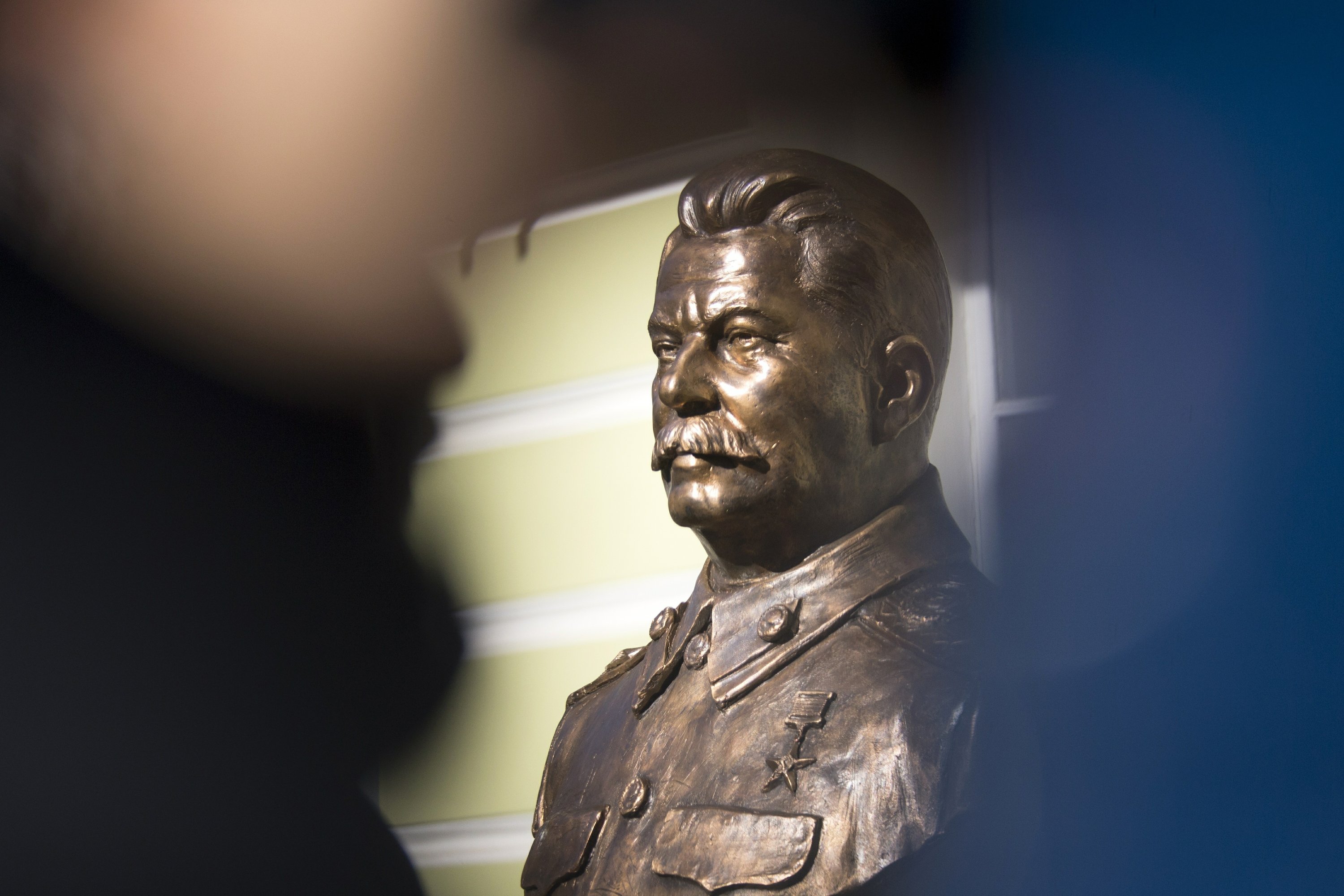 Stalin's bust unveiled in Moscow as part of "Rulers' Alley"