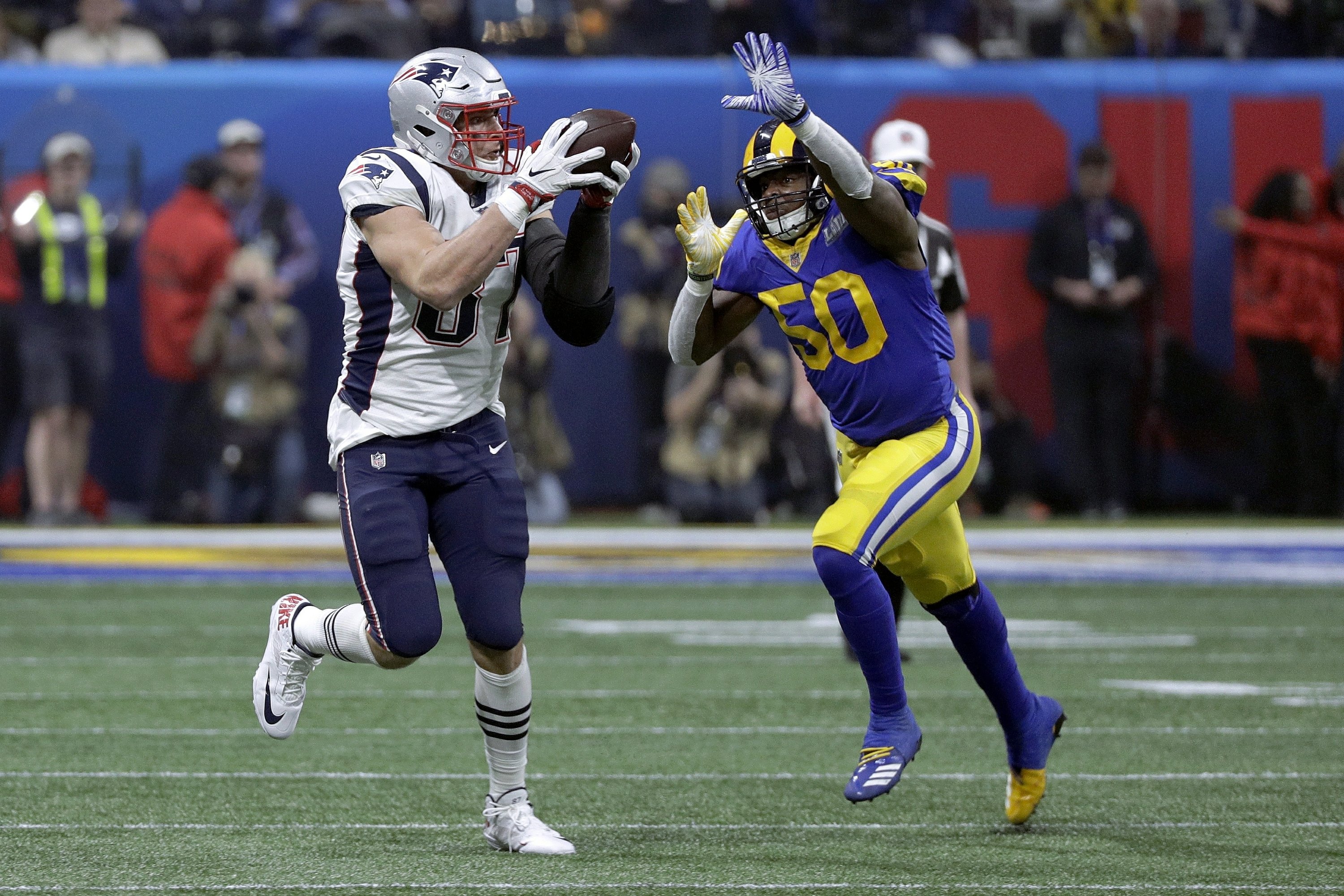 Throwback night: Pats win Super Bowl the old-fashioned way | AP News