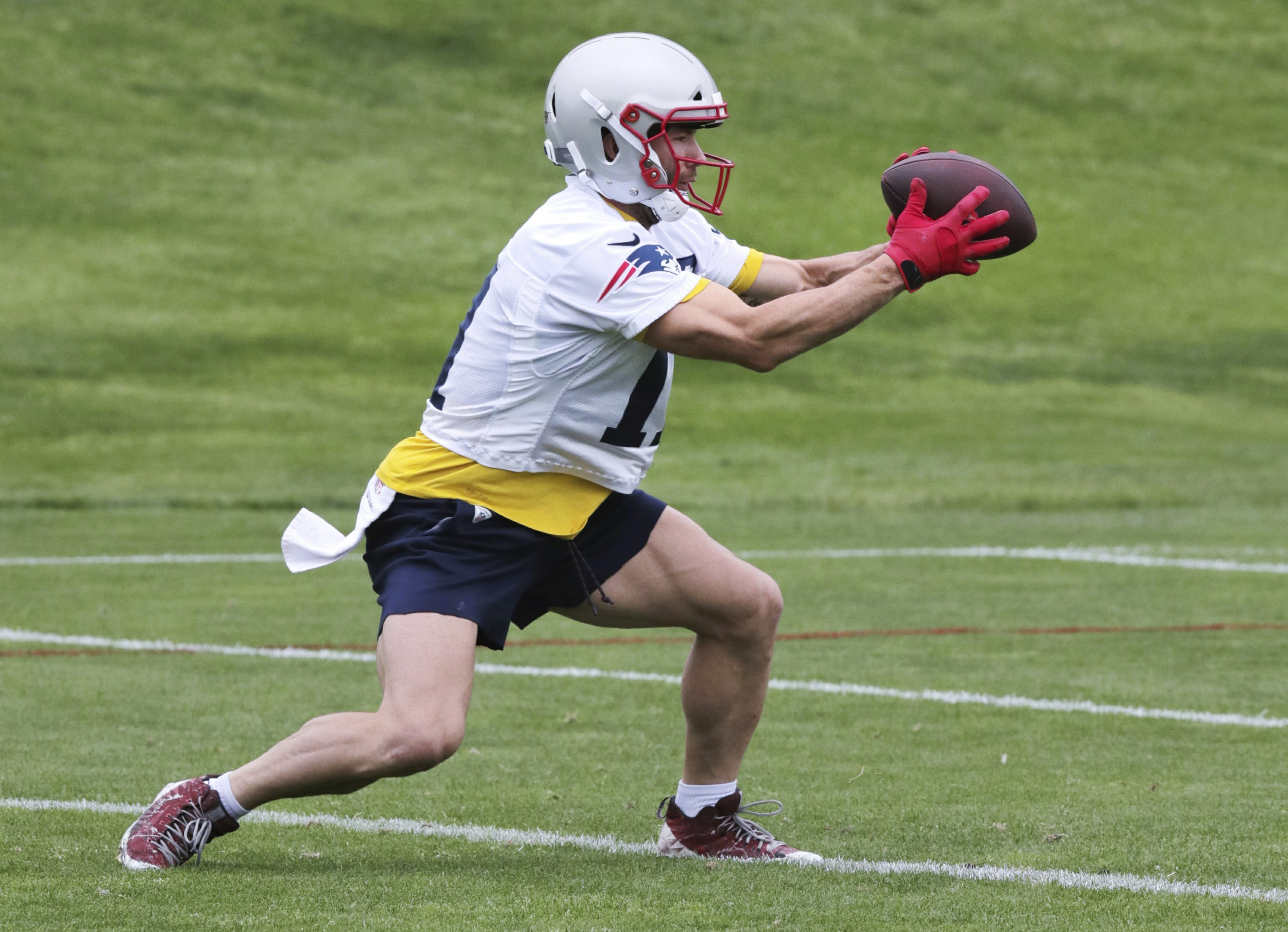 Edelman sólo piensa en jugar tras firmar extensión con Pats | AP News
