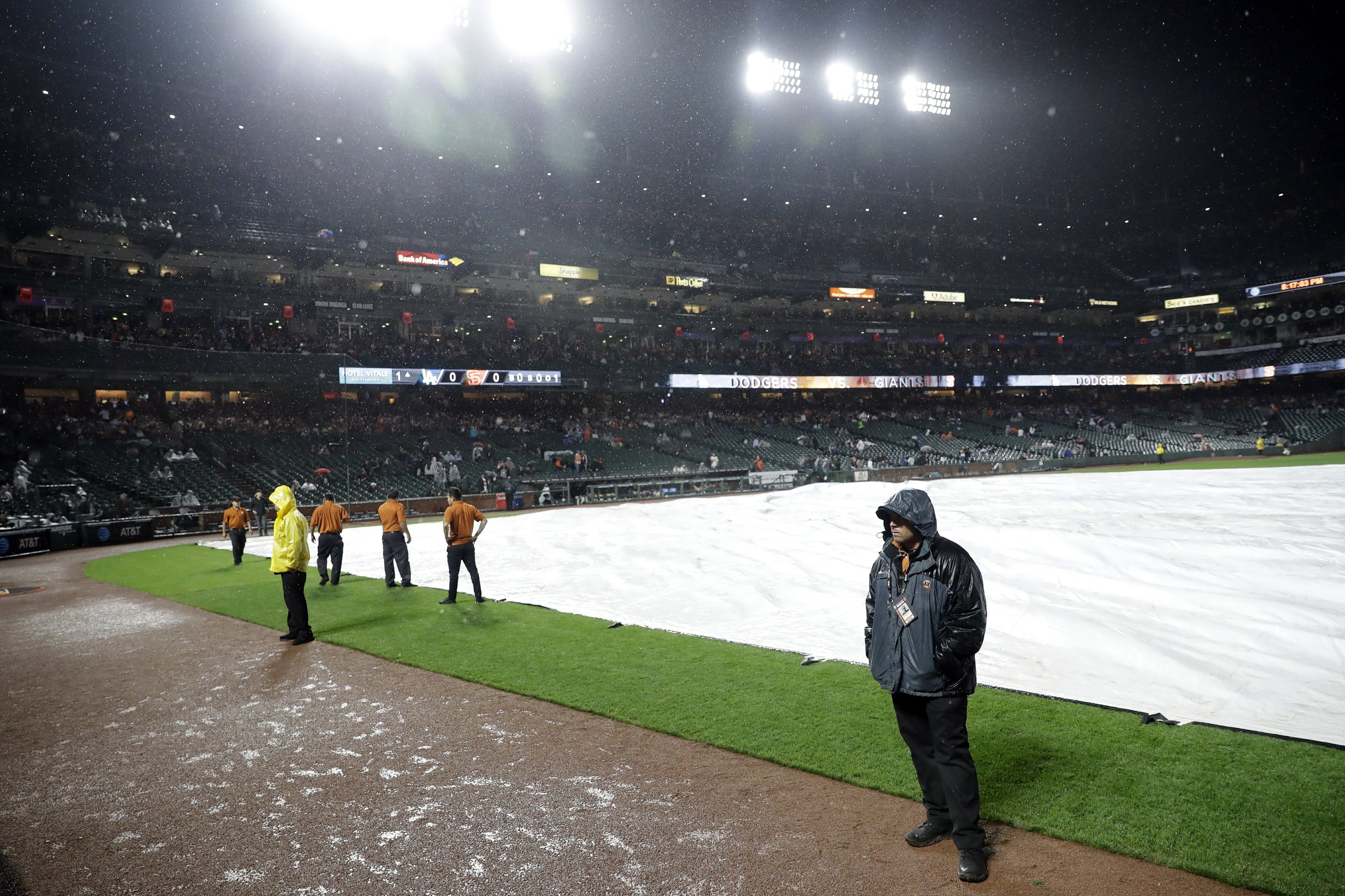 Dodgers and Giants resume top of first inning at 10:50 p.m. | AP News