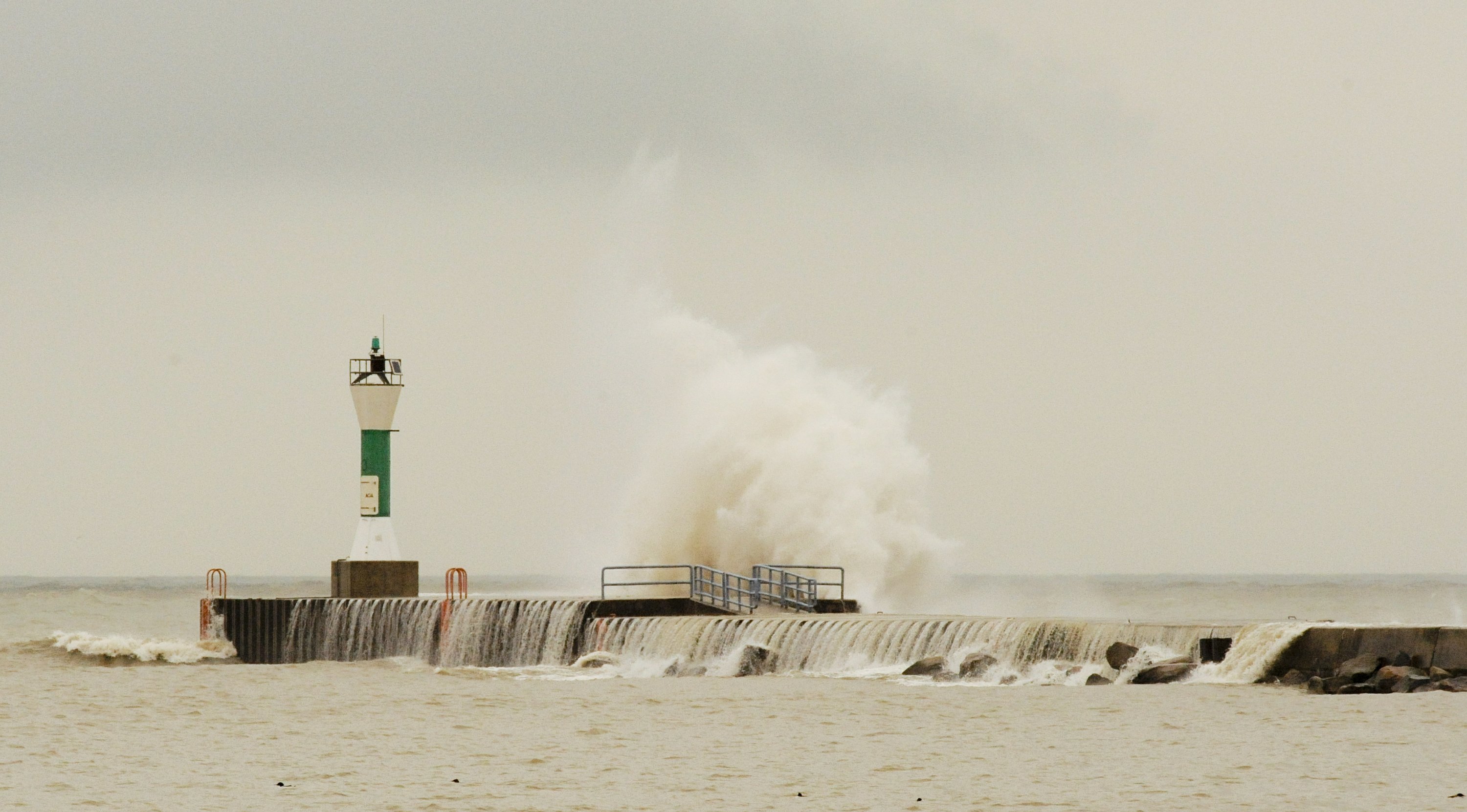 Storm sweeps away beacon on Lake Michigan in Manitowoc | AP News