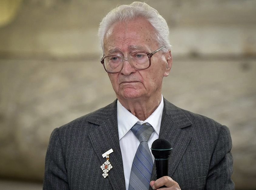 Romanian engineer who saved churches from destruction dies | AP News