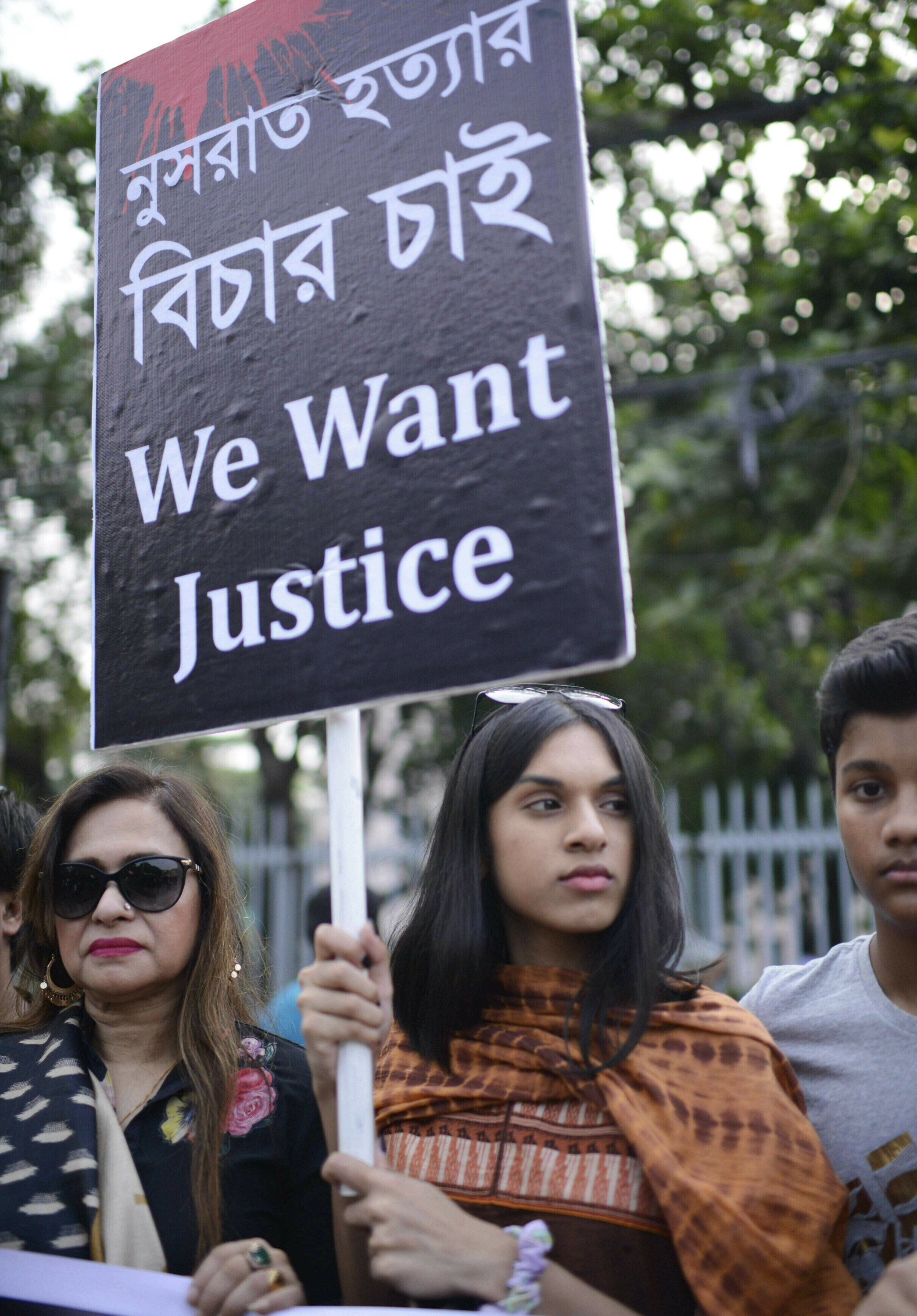 Piden justicia para mujer quemada viva en Bangladesh | AP News