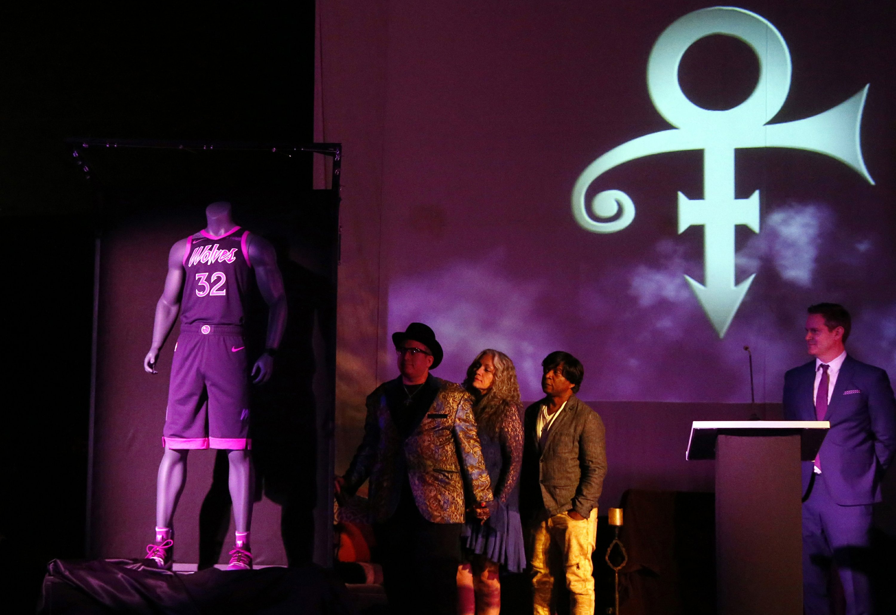 Timberwolves presentan uniforme inspirado en Prince | AP News