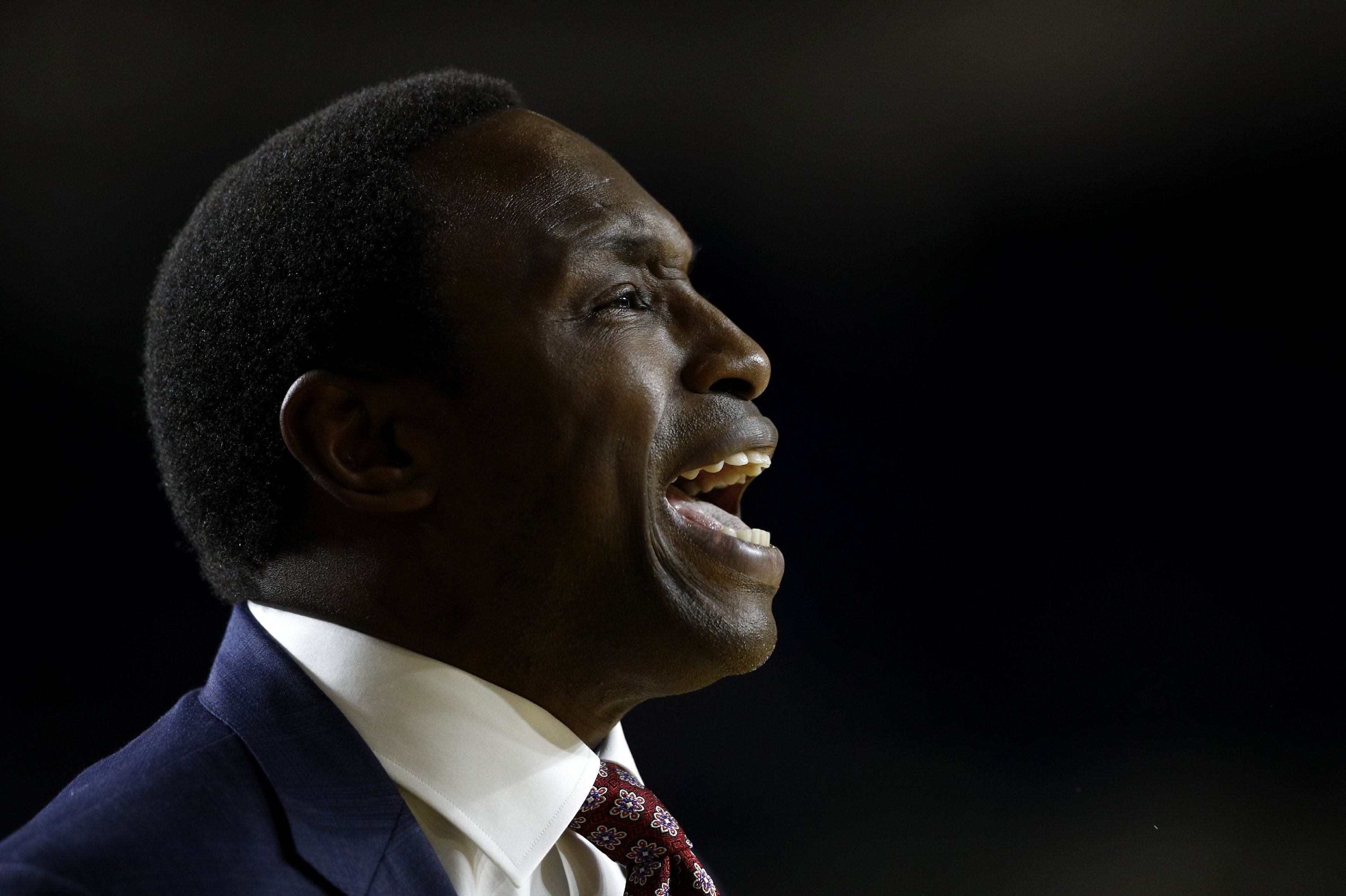 Alabama's Avery Johnson signs trio of four-star recruits | AP News