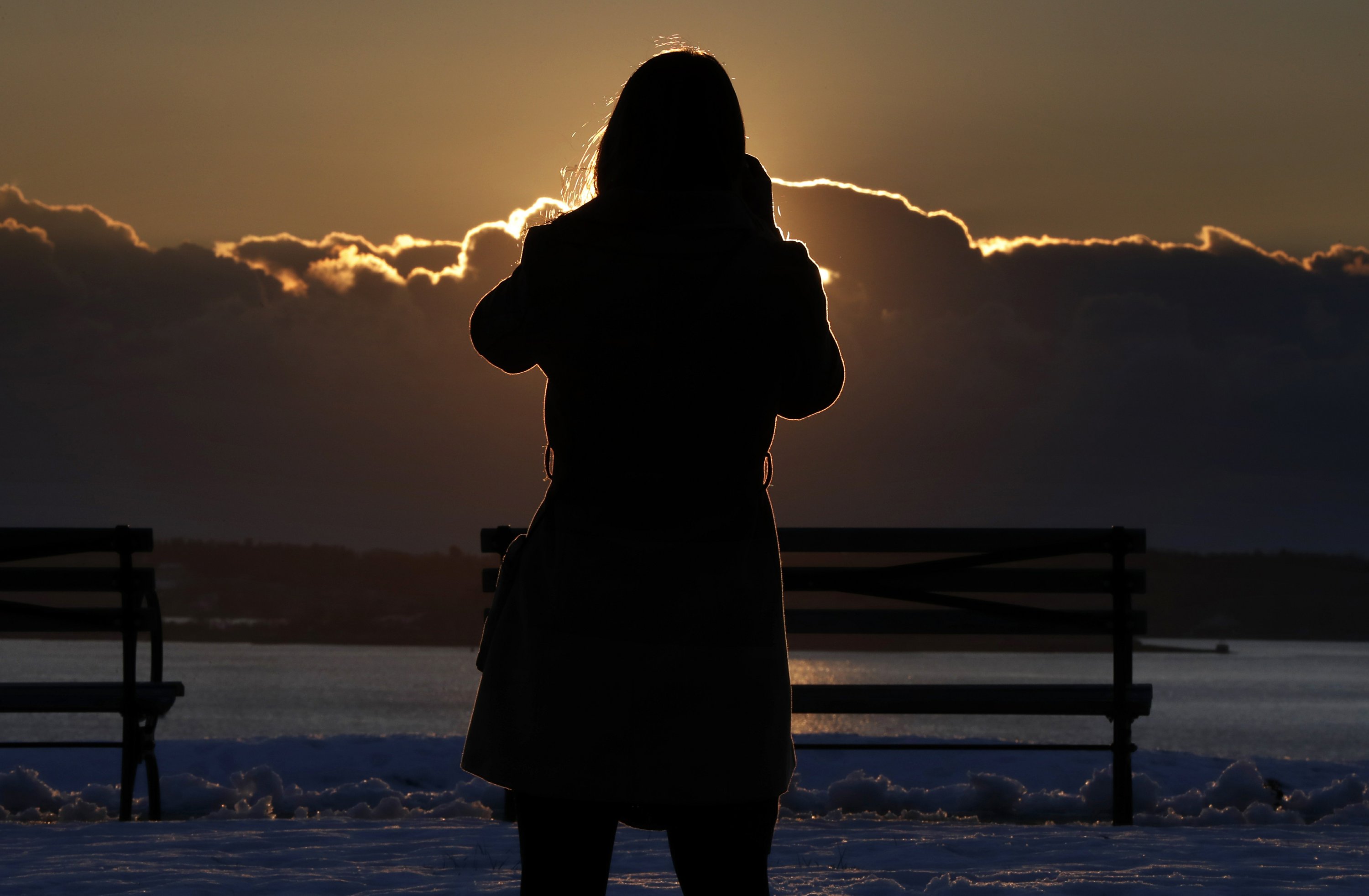 Plunging temperatures, powerful winds reach Northeast US | AP News