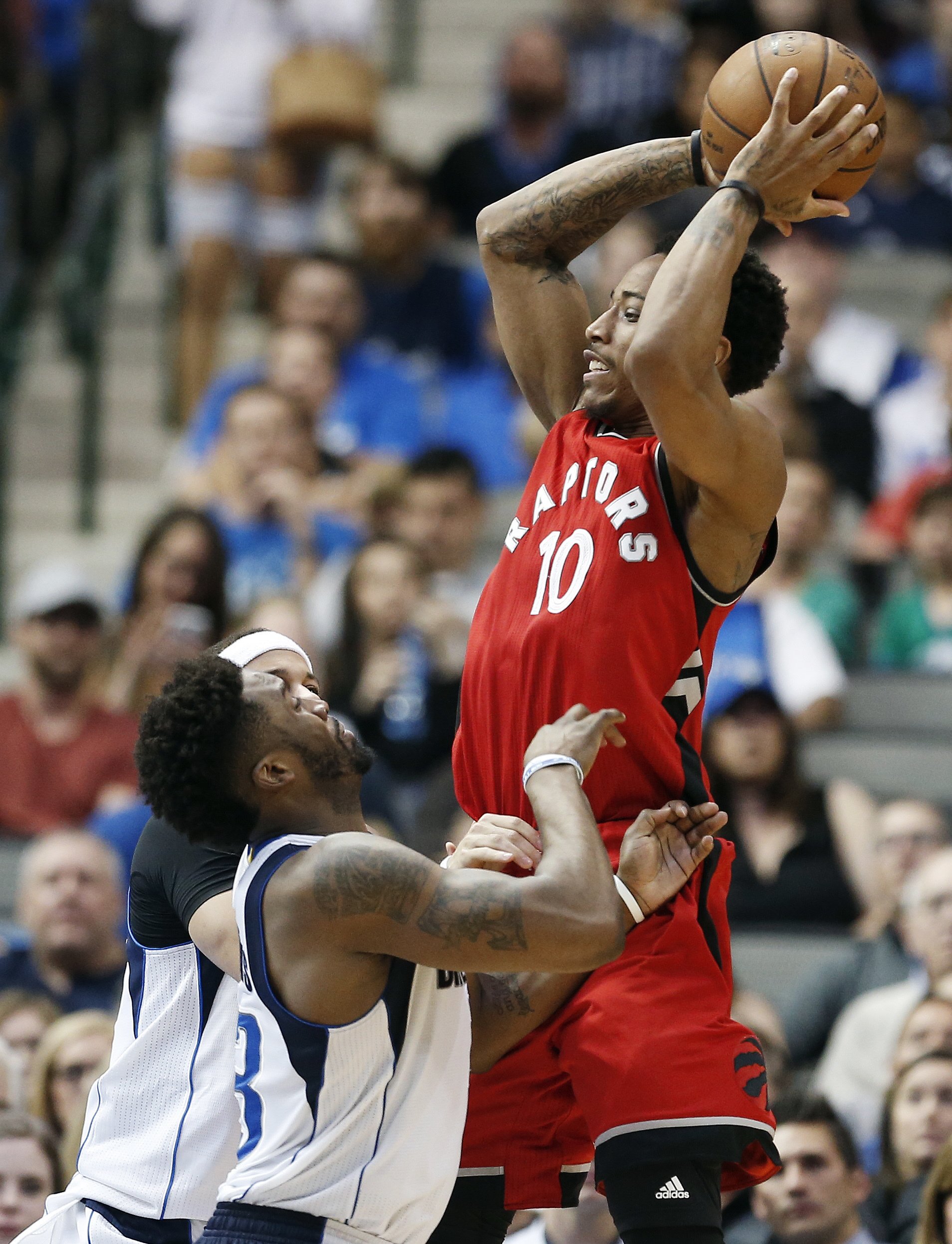 Seth Curry of Mavericks scratched late with shoulder injury | AP News