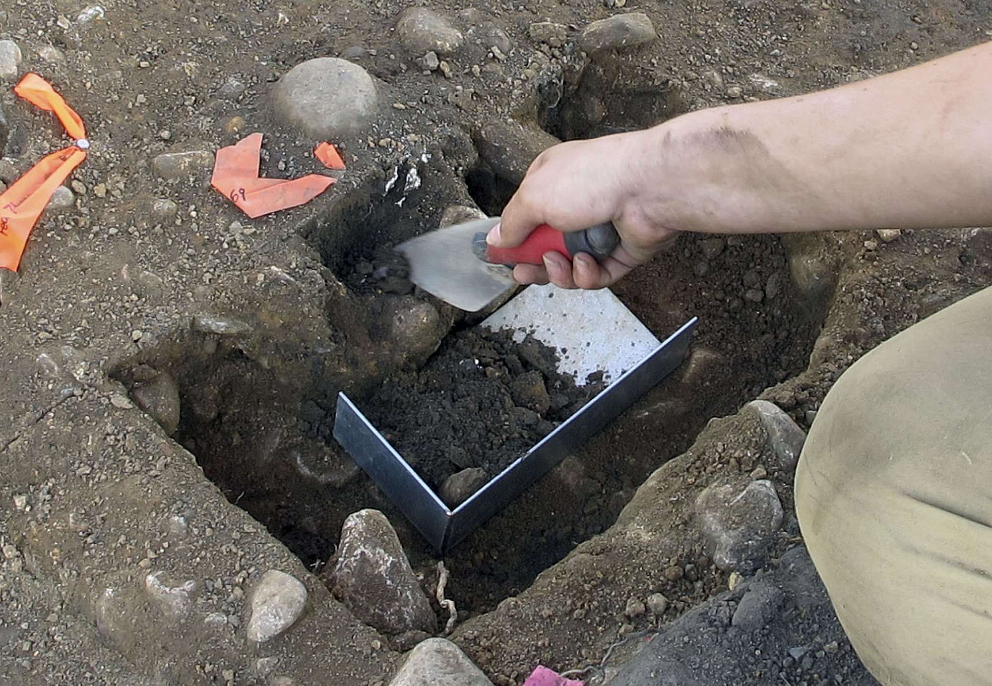Archaeologists dig Native American fort found in Connecticut | AP News