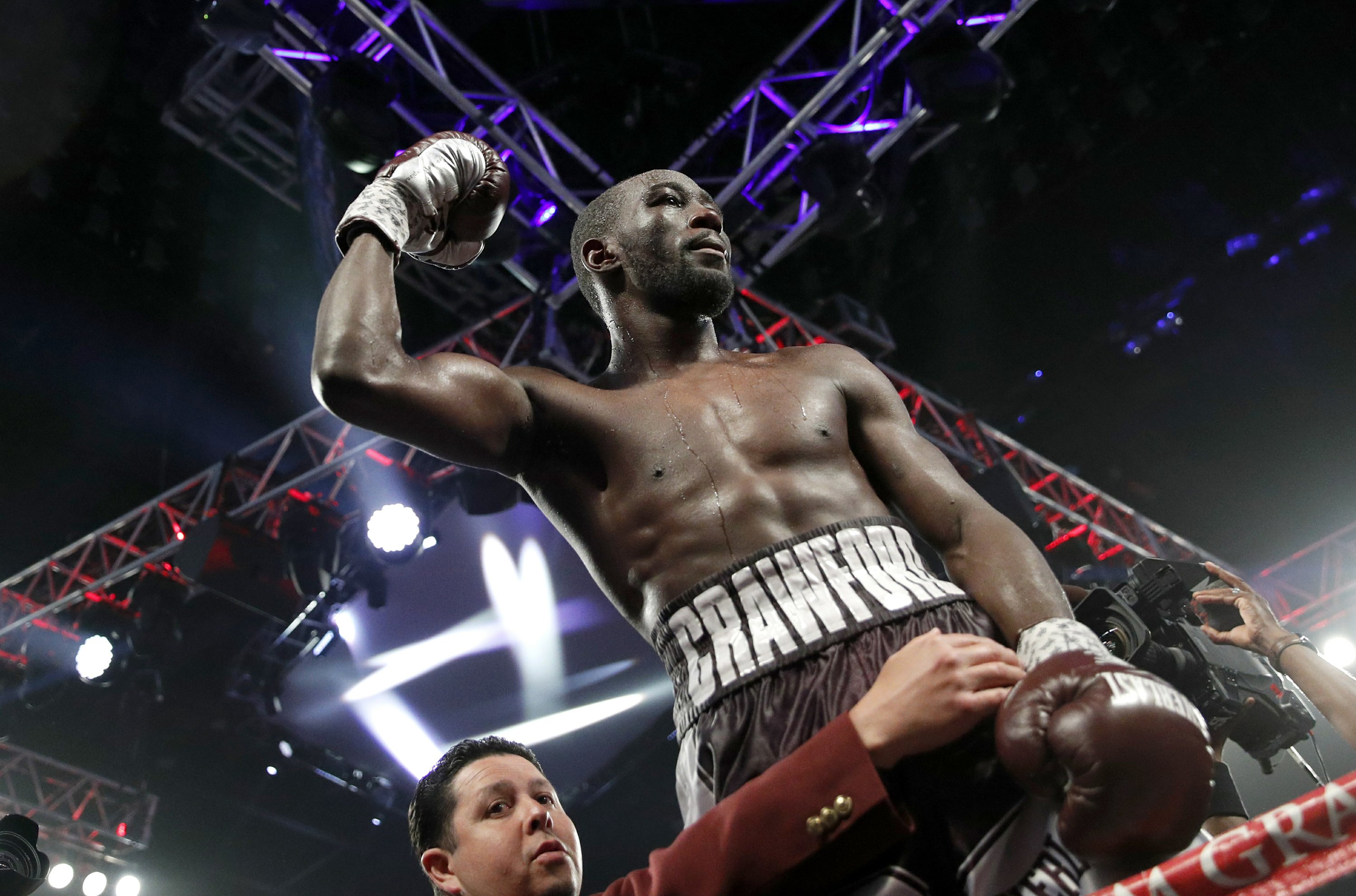Crawford scores TKO over Horn, wins WBO welterweight title | AP News