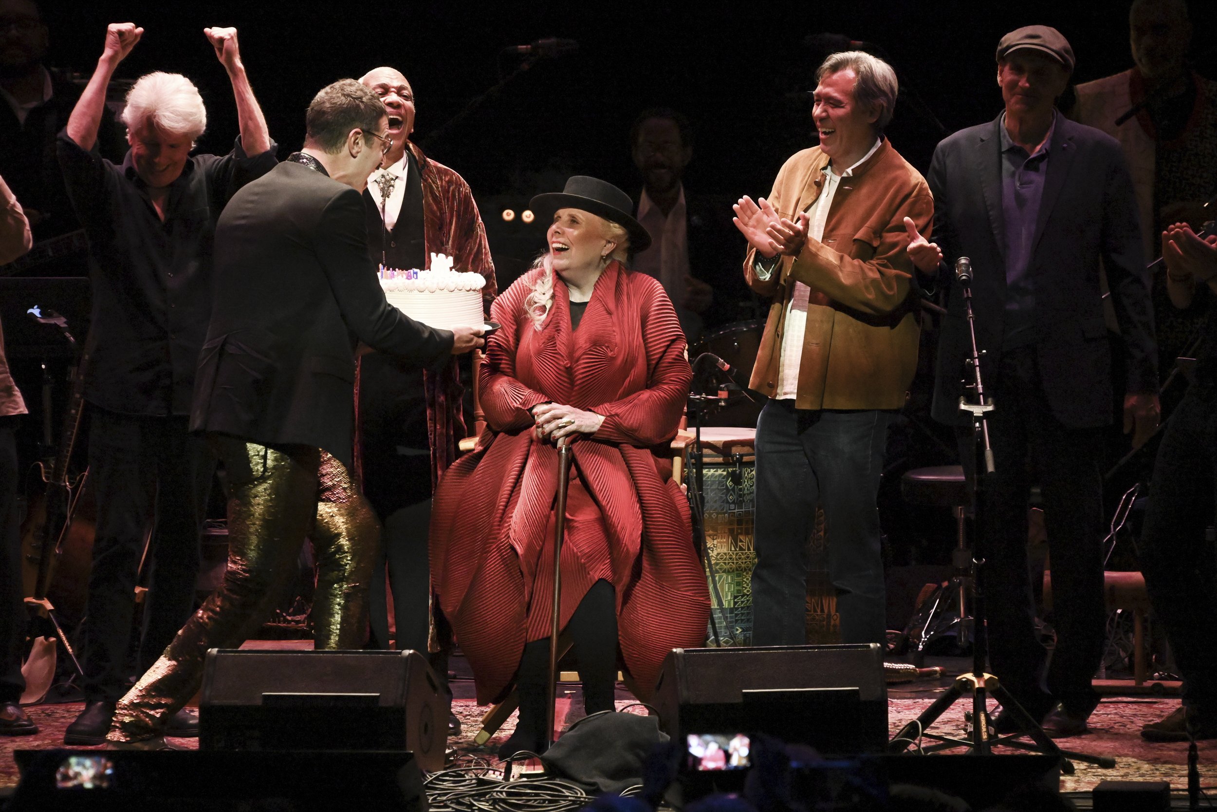 Joni Mitchell Thrills Concert Audience Just By Showing Up Ap News