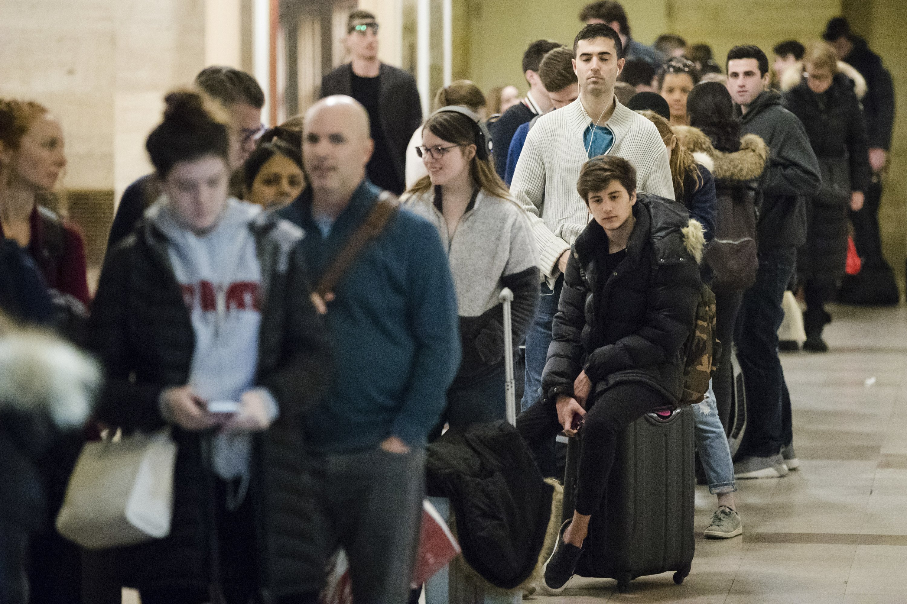 Thanksgiving air-travel rush gets off to a good start | AP News