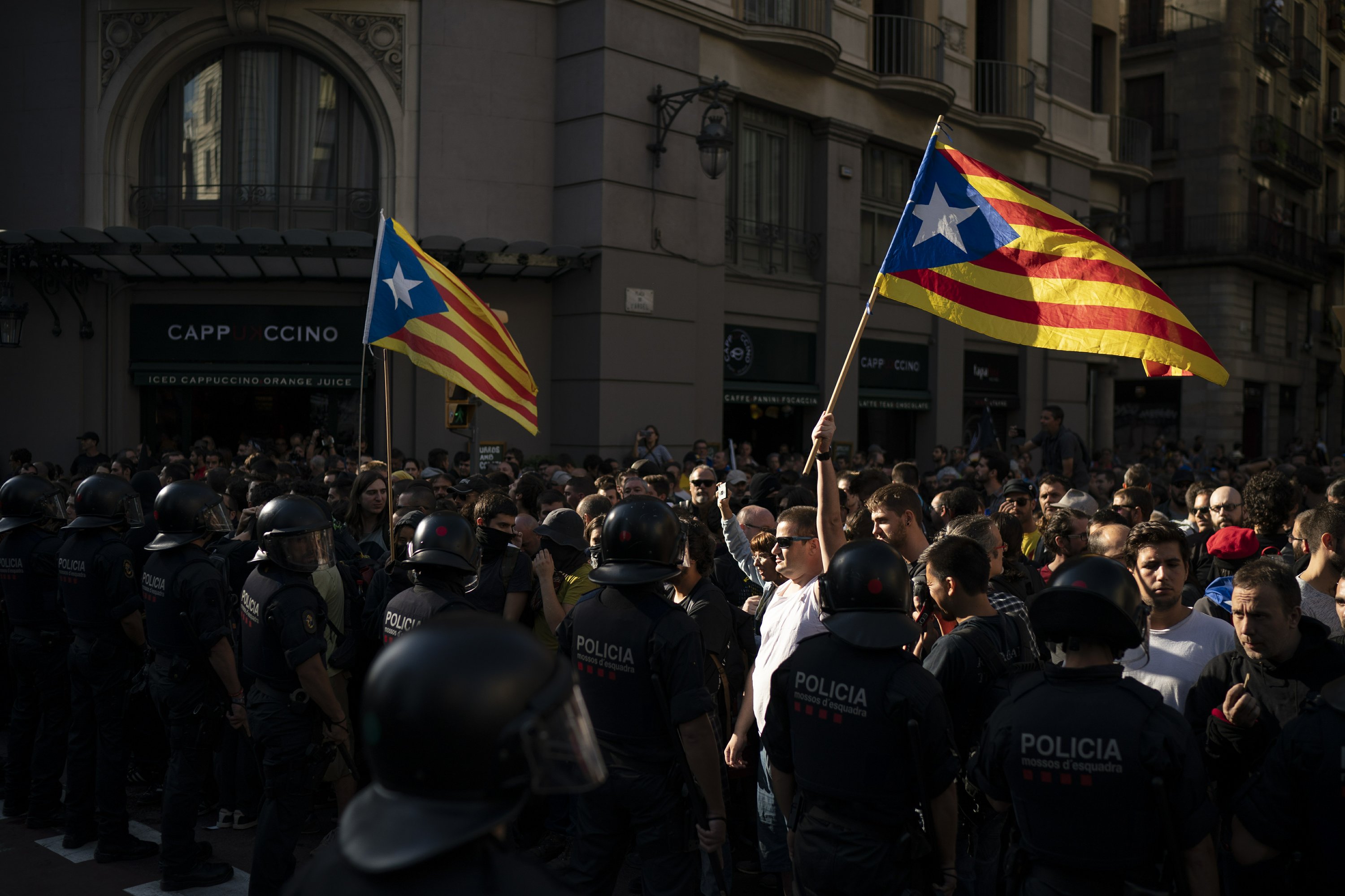 Catalan separatists clash with police as tensions mount | AP News