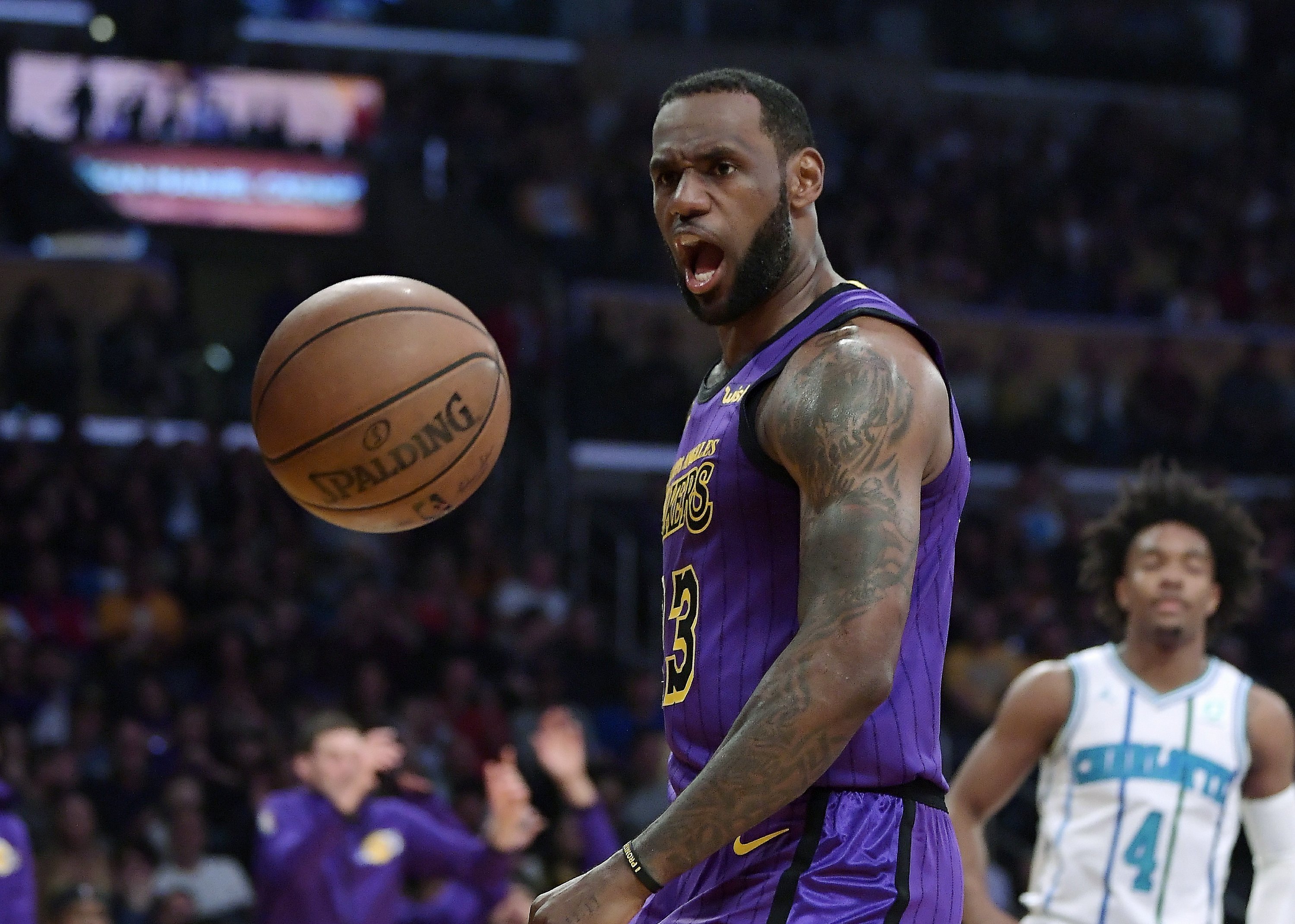 Lakers vencen 129-115 a los Hornets con 27 puntos de LeBron | AP News
