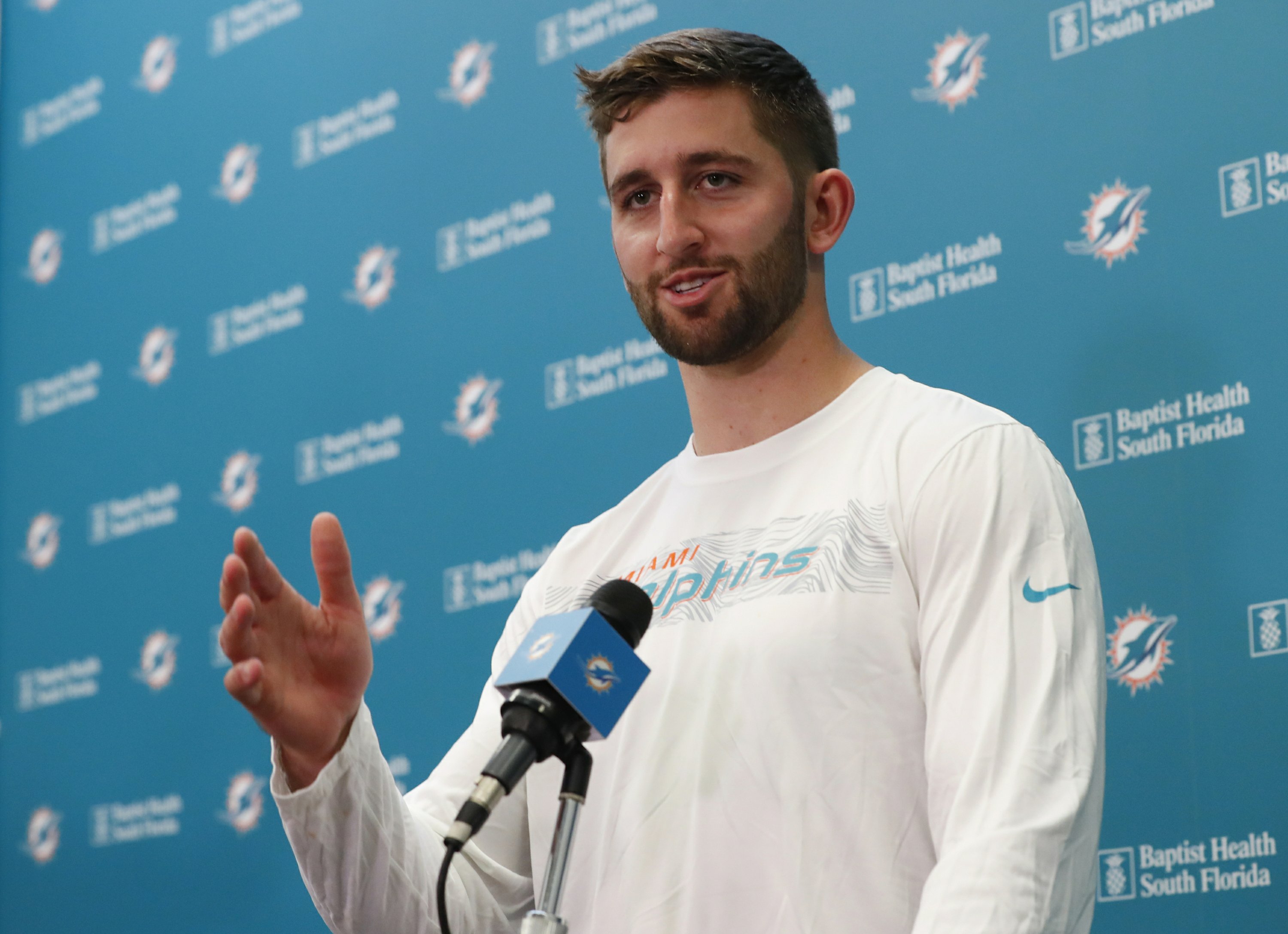 Rosen dice que puede ser un quarterback franquicia en Miami | AP News