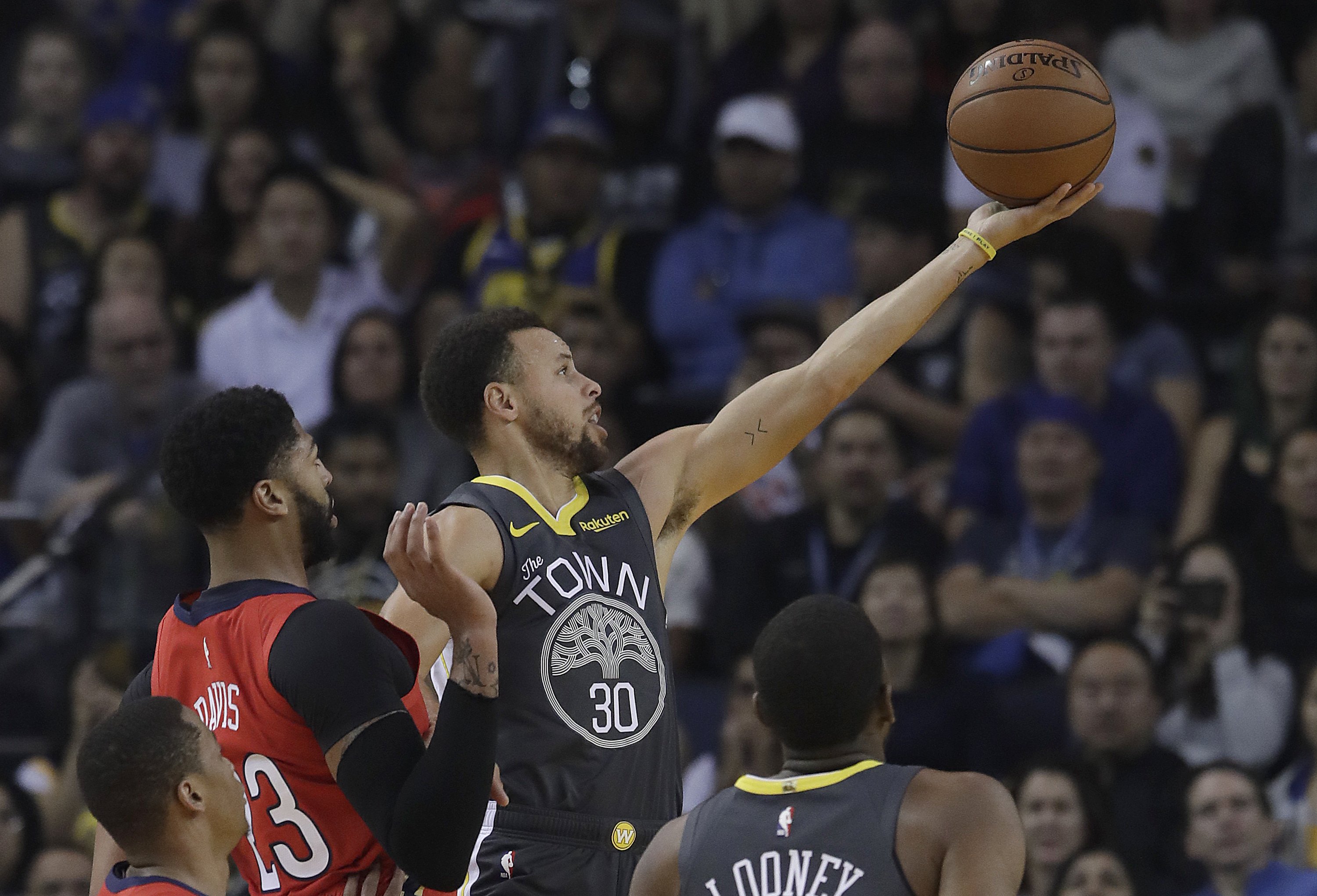Gran noche de Curry lleva a Warriors a 6to triunfo al hilo | AP News