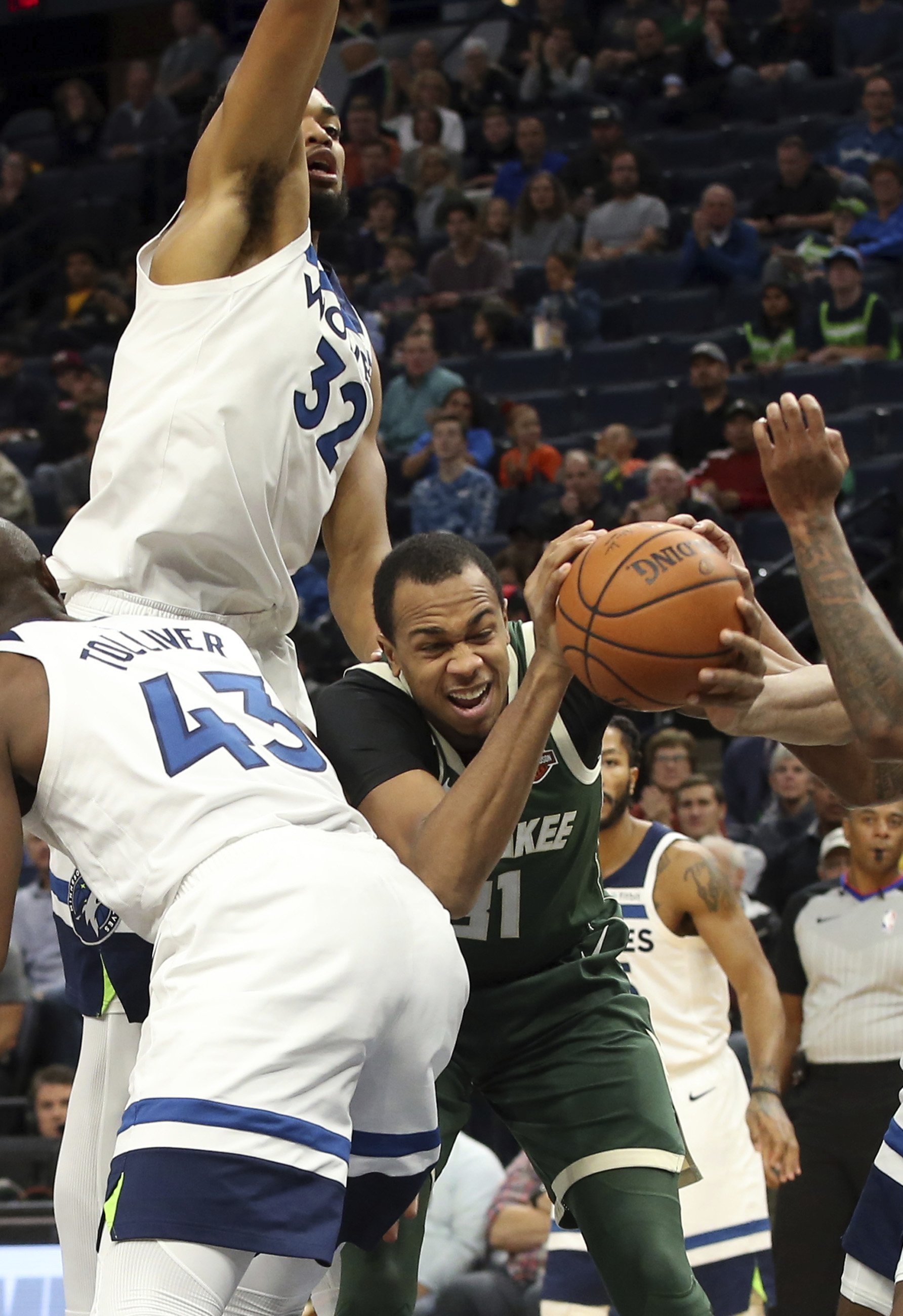 Middleton leads balanced effort as Bucks beat Wolves 125-95 | AP News