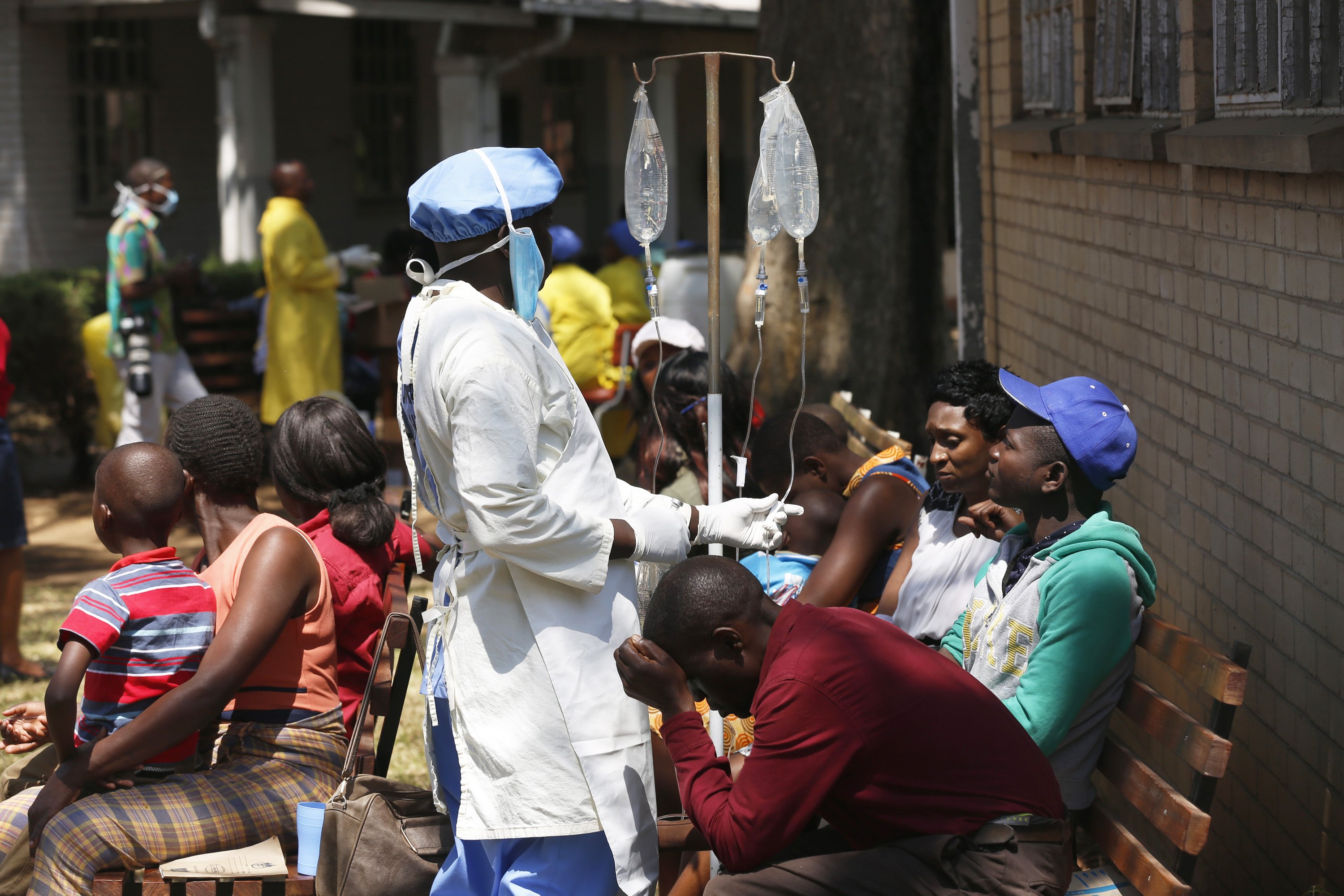 Cholera outbreak in Zimbabwe's capital escalates; 21 dead | AP News