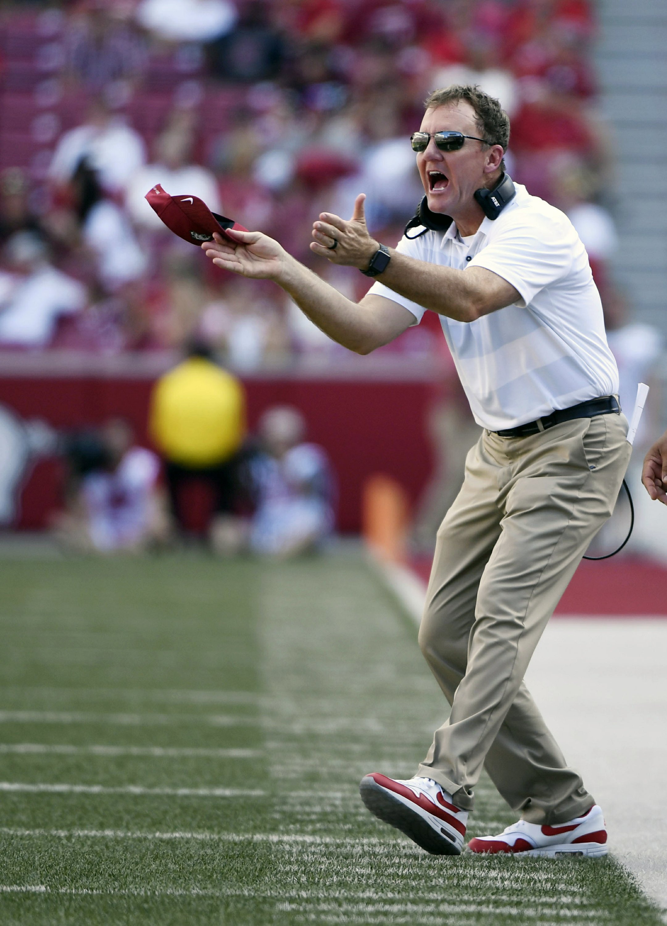 Arkansas AD supports football coach Morris after 1-2 start | AP News