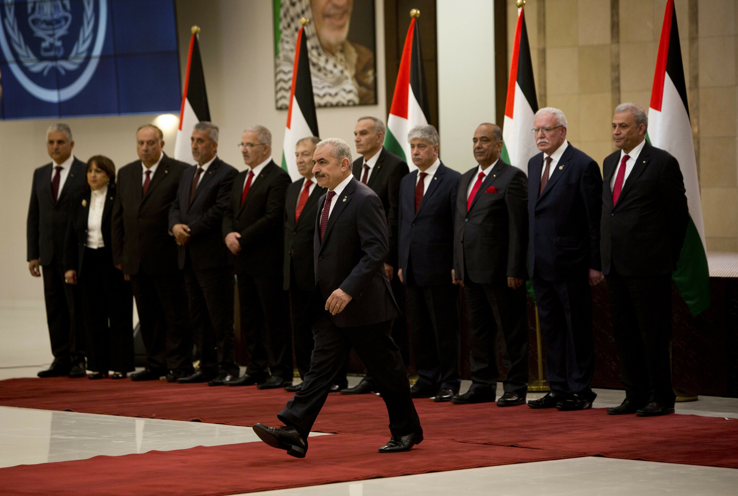 Nuevo gobierno palestino se juramenta por segunda vez | AP News