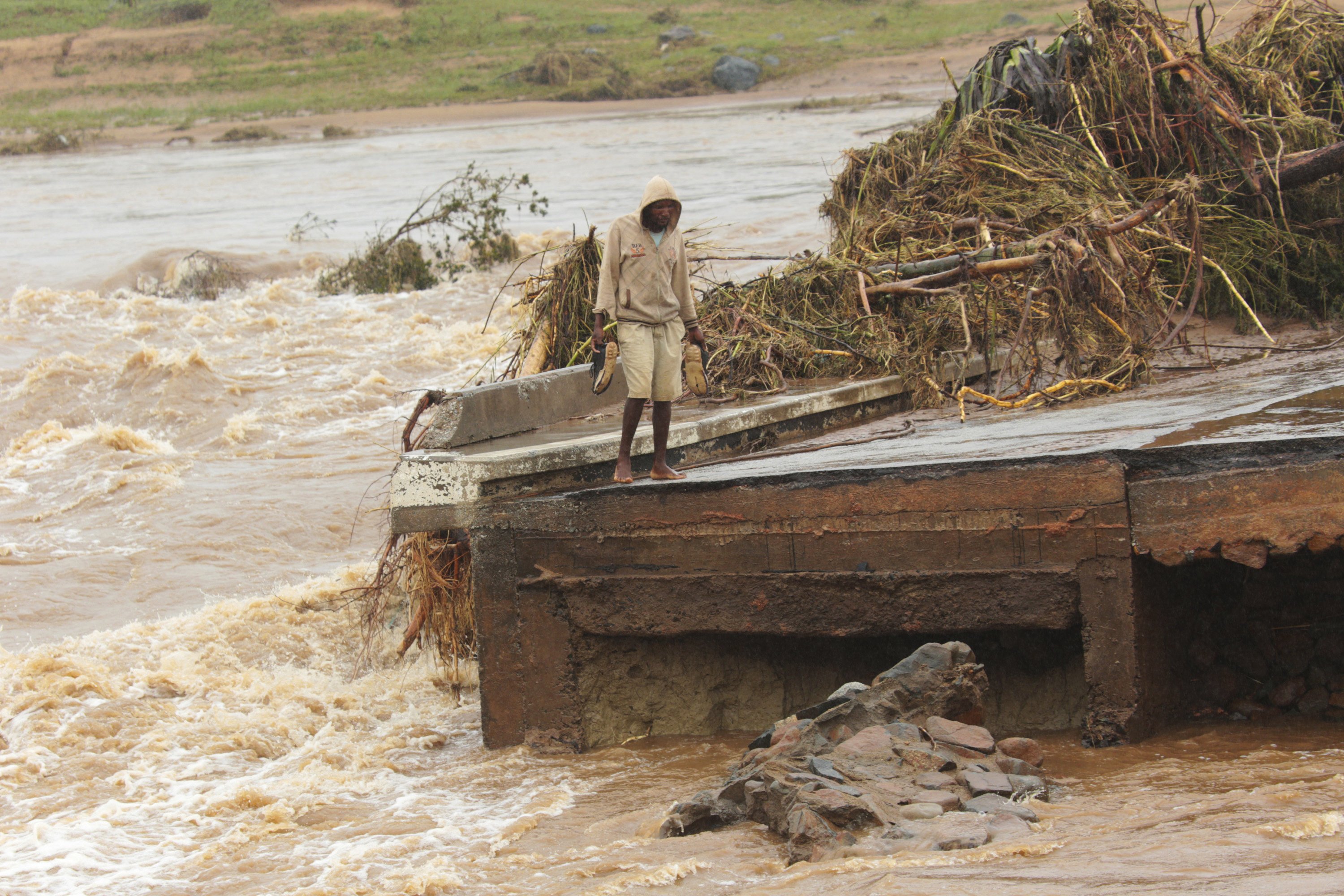 Cyclone's death toll into the hundreds in southern Africa