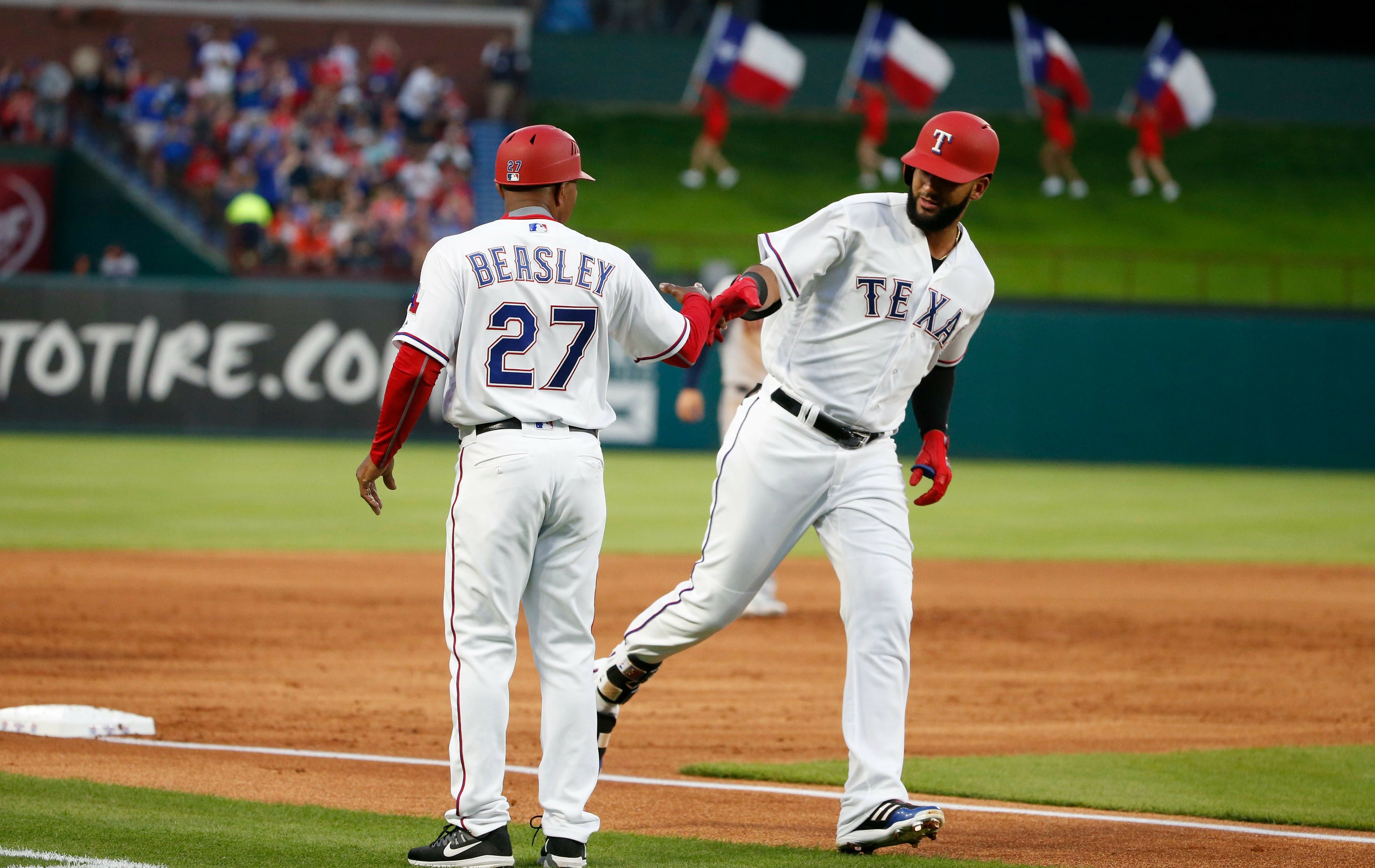 Fister debuta con Rangers y maniata a los Astros | AP News