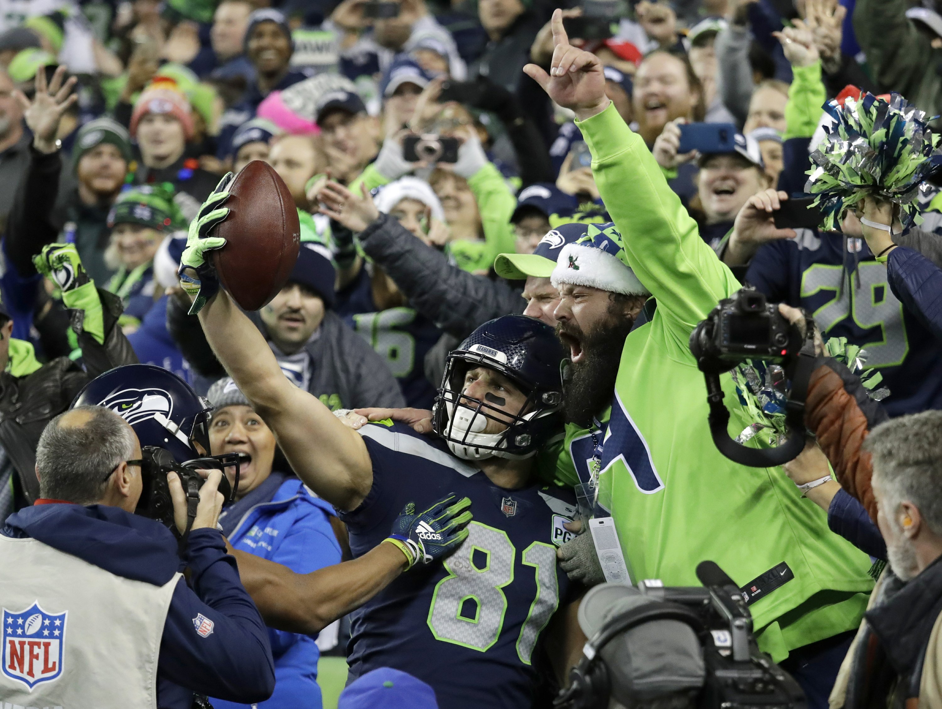 Seahawks clinch playoff berth outlasting Chiefs 38-31 | AP News