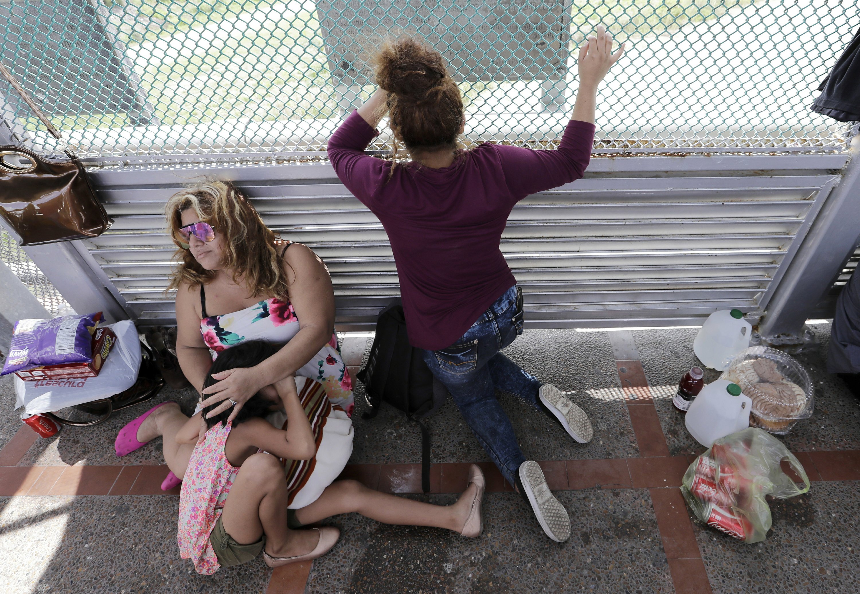 Judge Blocks Trumps Asylum Policy But Delays Enforcement Ap News