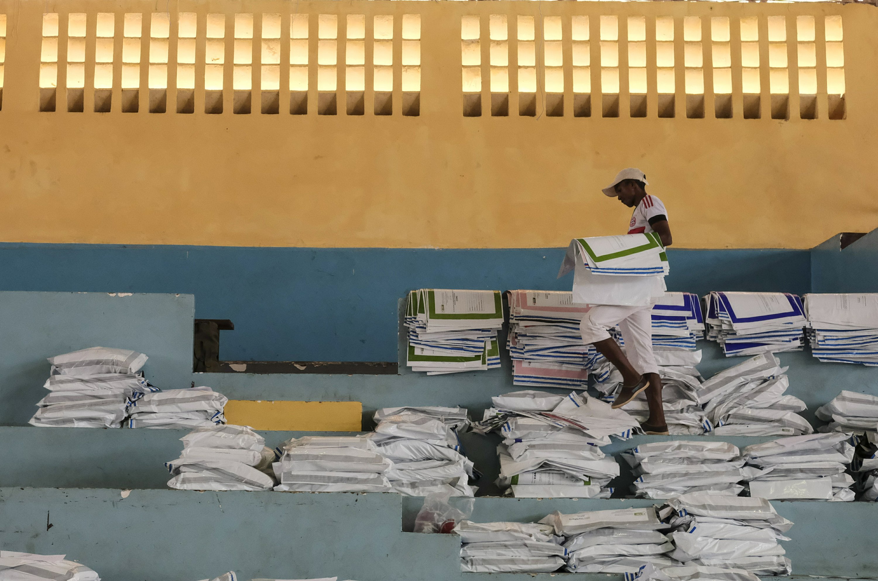 2 ex-presidents lead as votes counted in Madagascar election | AP News