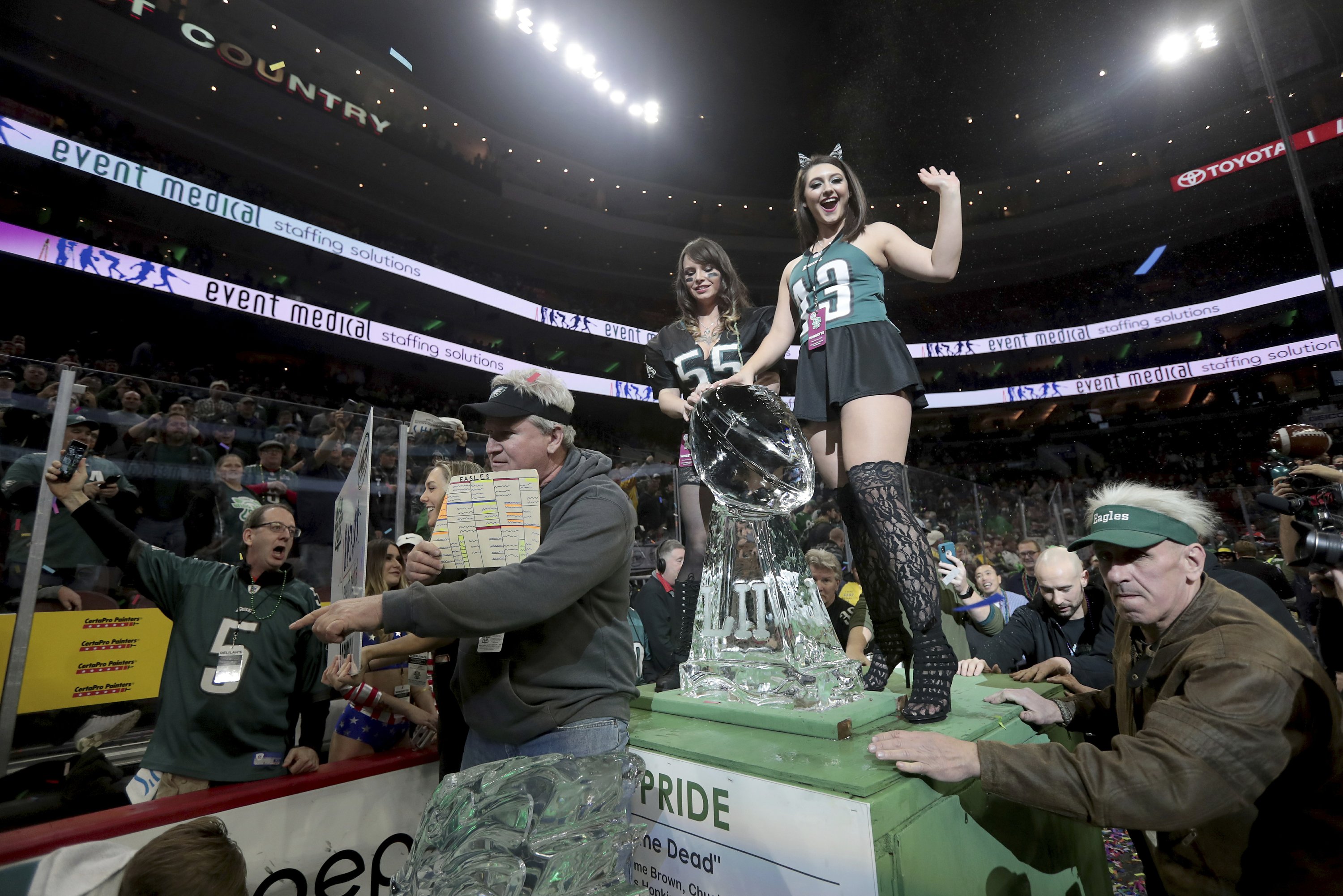 Molly Schuyler downs record 501 wings to win Wing Bowl | AP News