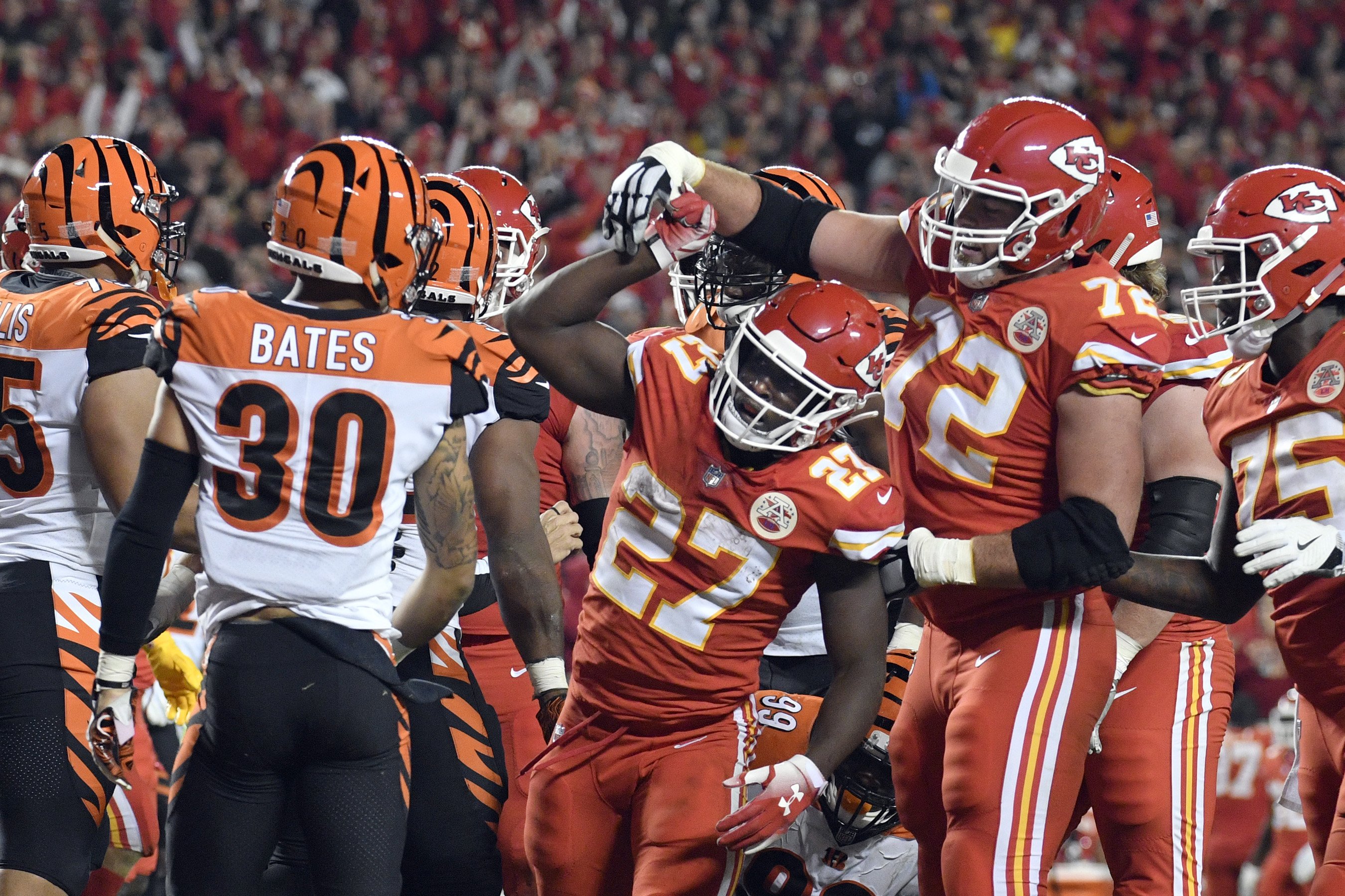 Mahomes torches Bengals for 4 TDs as Chiefs roll, 45-10 | AP News