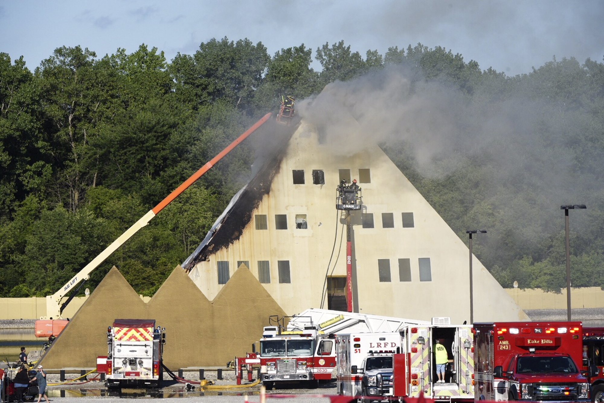 Giant pyramid tourist attraction burns in northern Illinois | AP News