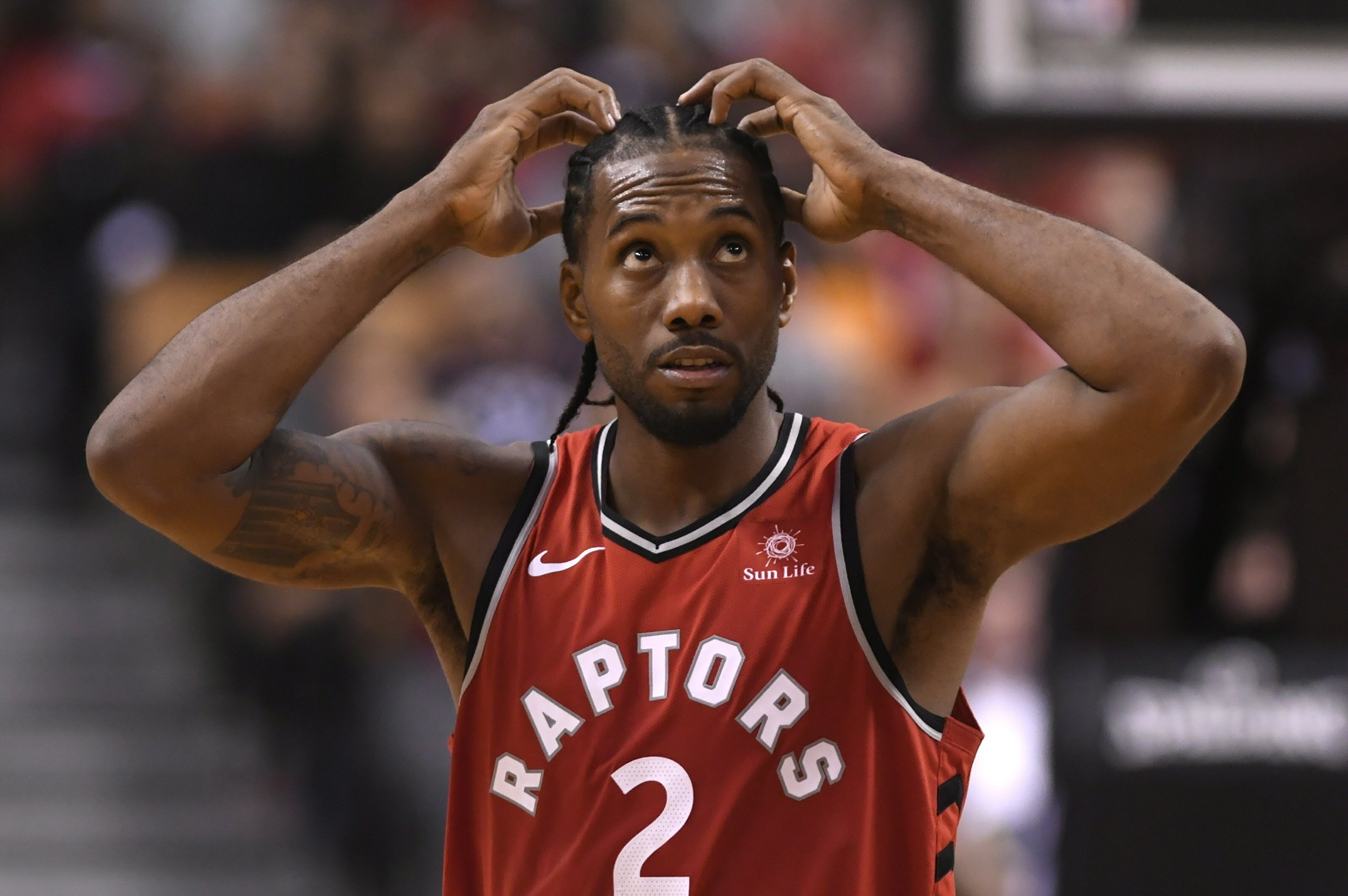 Leonard debuta con 24 puntos y Raptors vapulean a Cavs | AP News