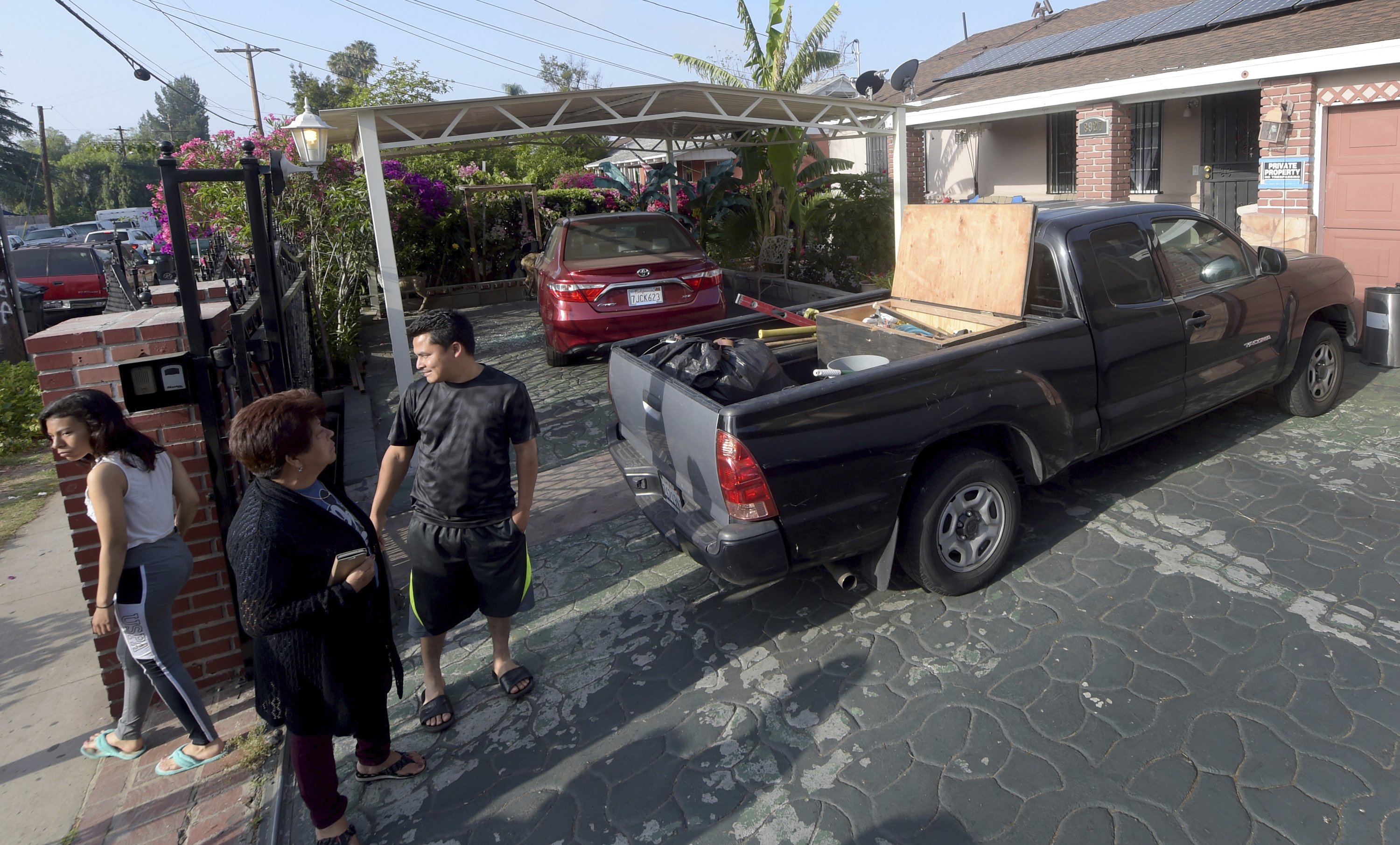 2 arrested in FBI-LAPD gang-related investigation | AP News
