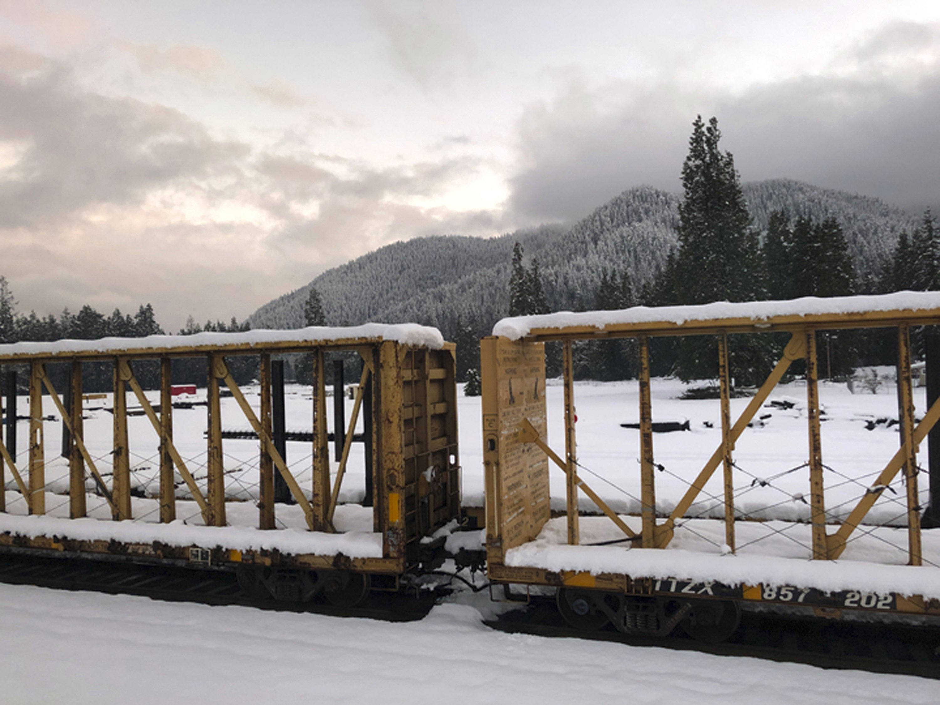 Passengers band together on train stuck in Oregon mountains | AP News