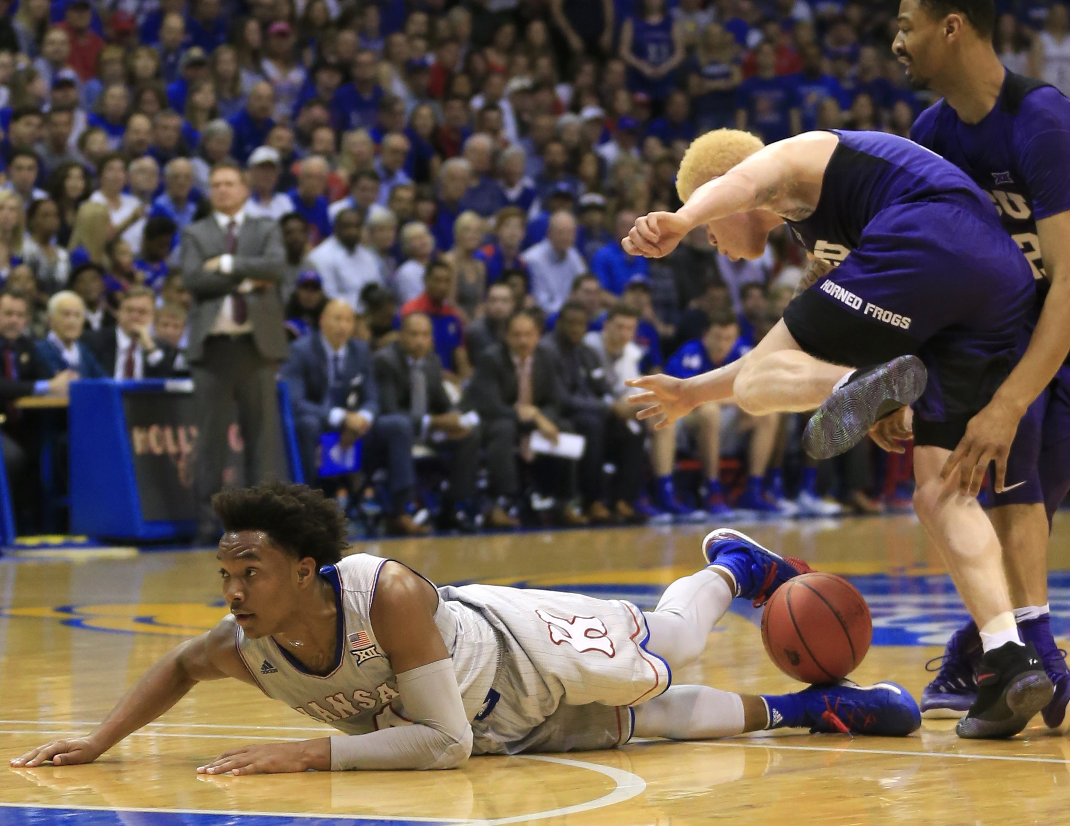 Kansas guard Graham apologizes after traffic warrant arrest | AP News