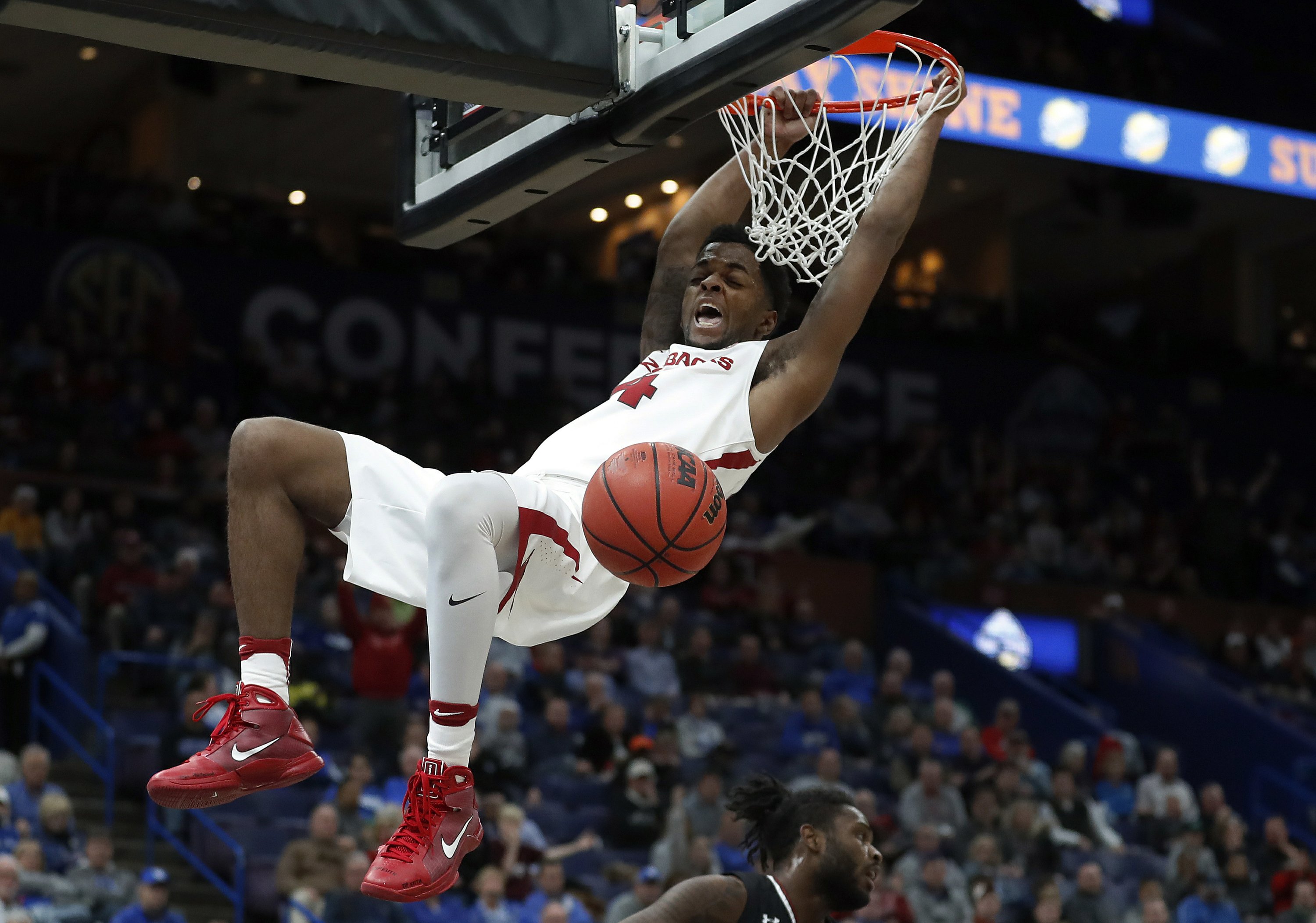 Outgoing Daryl Macon making the most of his time at Arkansas | AP News