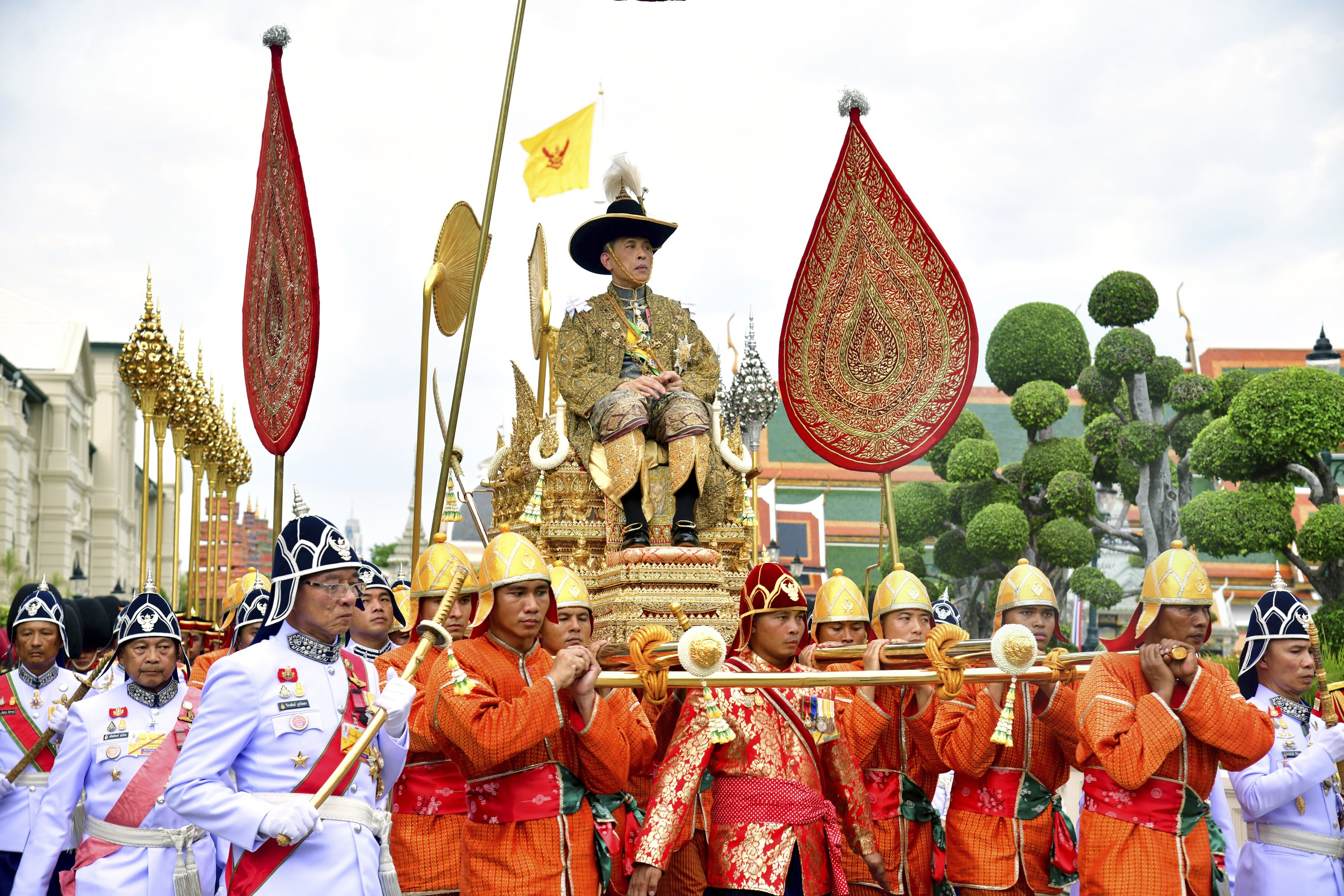 Thai king is officially crowned, boosting his regal power | AP News