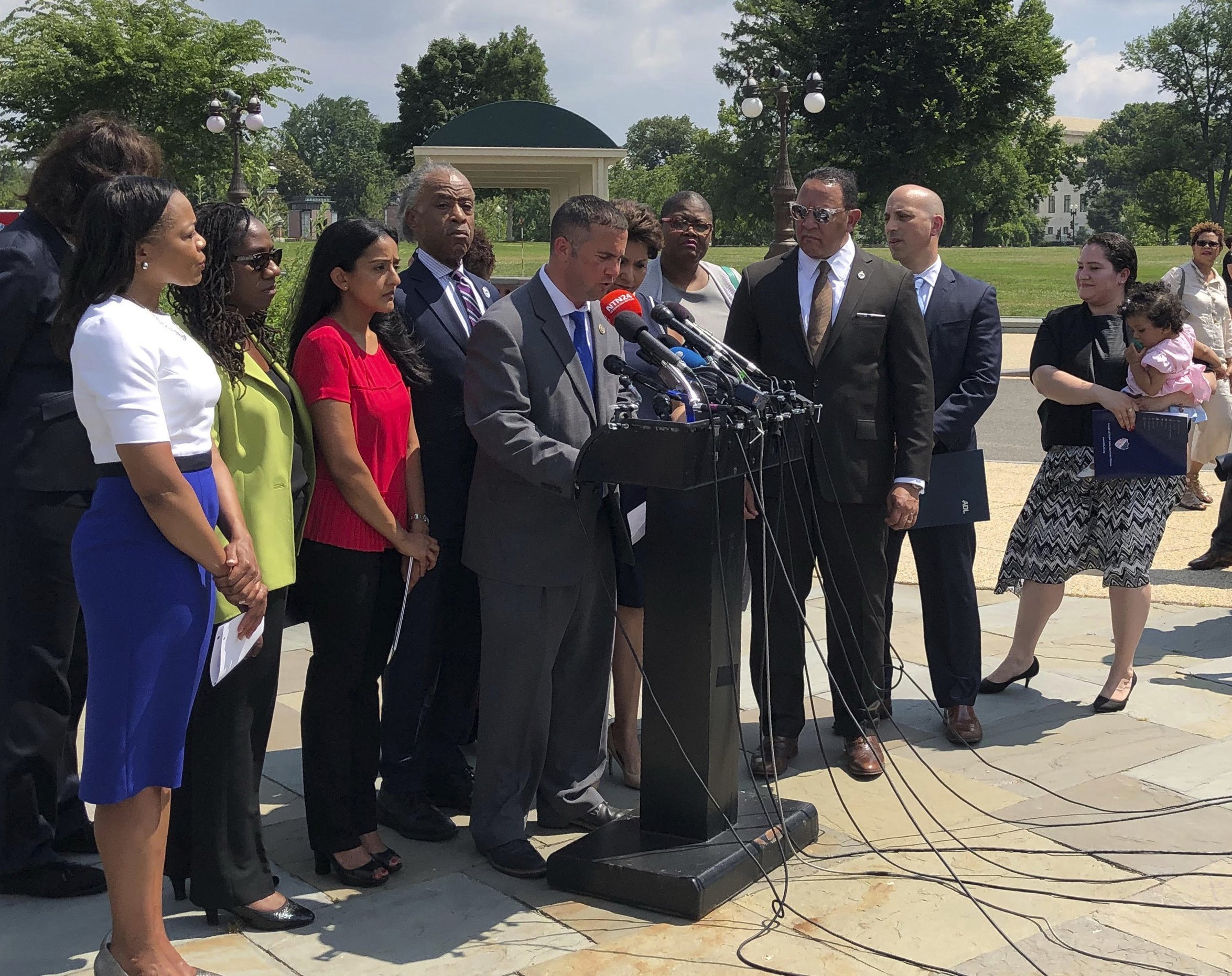 Sharpton, other leaders plan to visit children at border | AP News