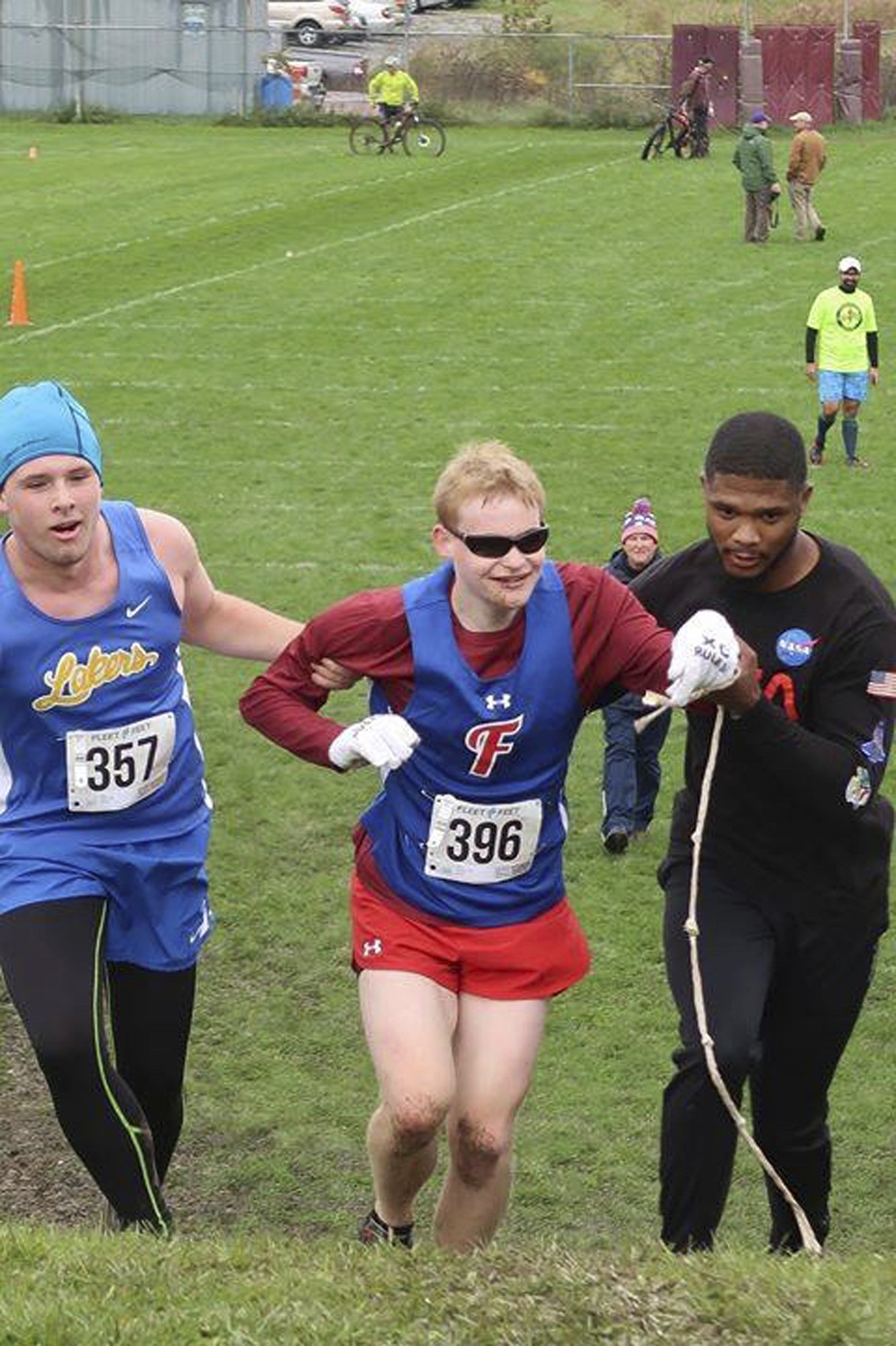 Runner praised for helping legally blind competitor who fell | AP News